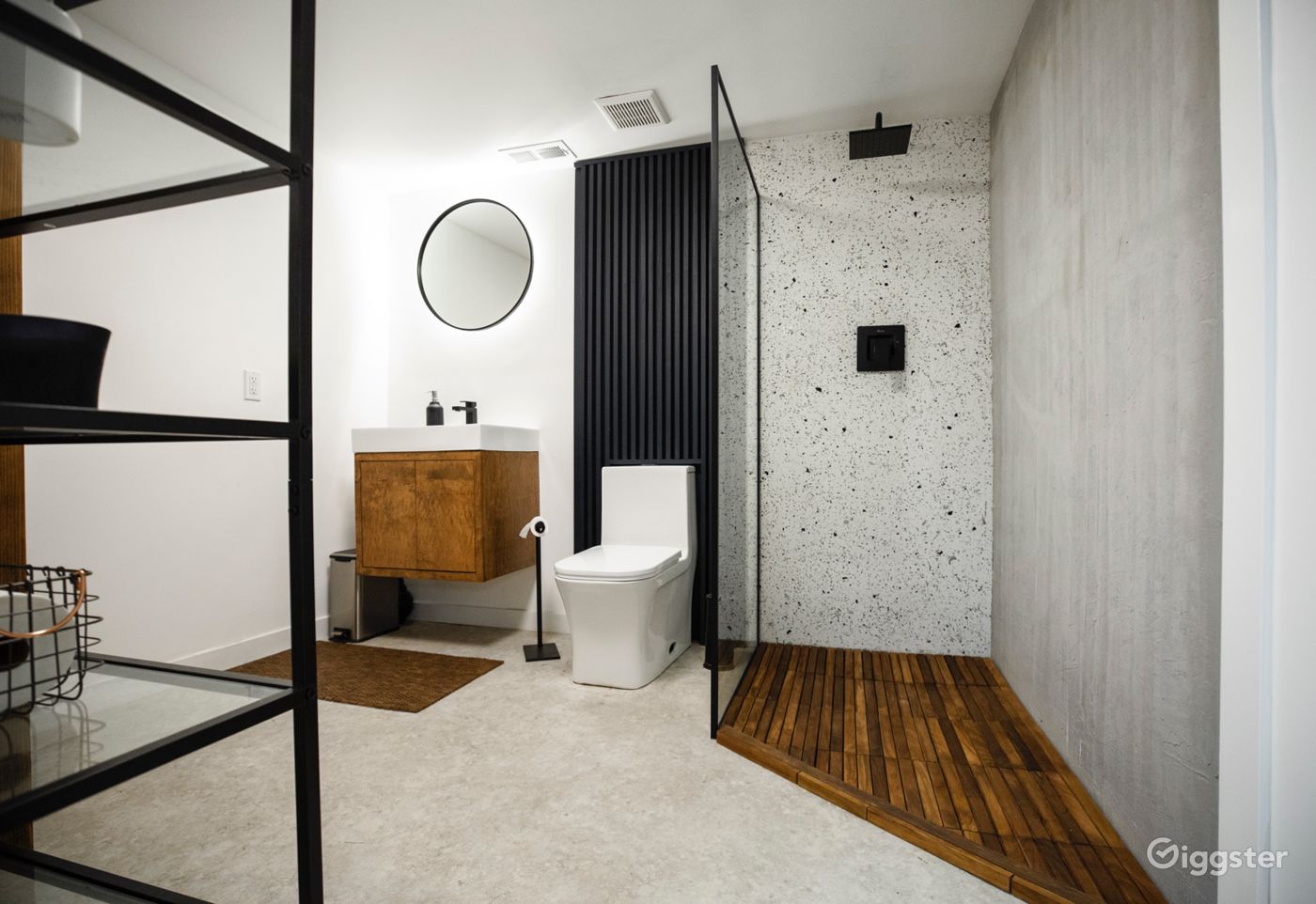 Modern Black Box Studio | Rent this location on Giggster