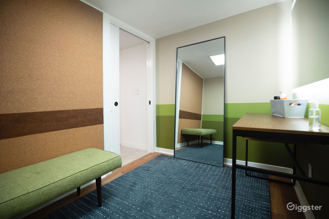 Modern Black Box Studio | Rent this location on Giggster