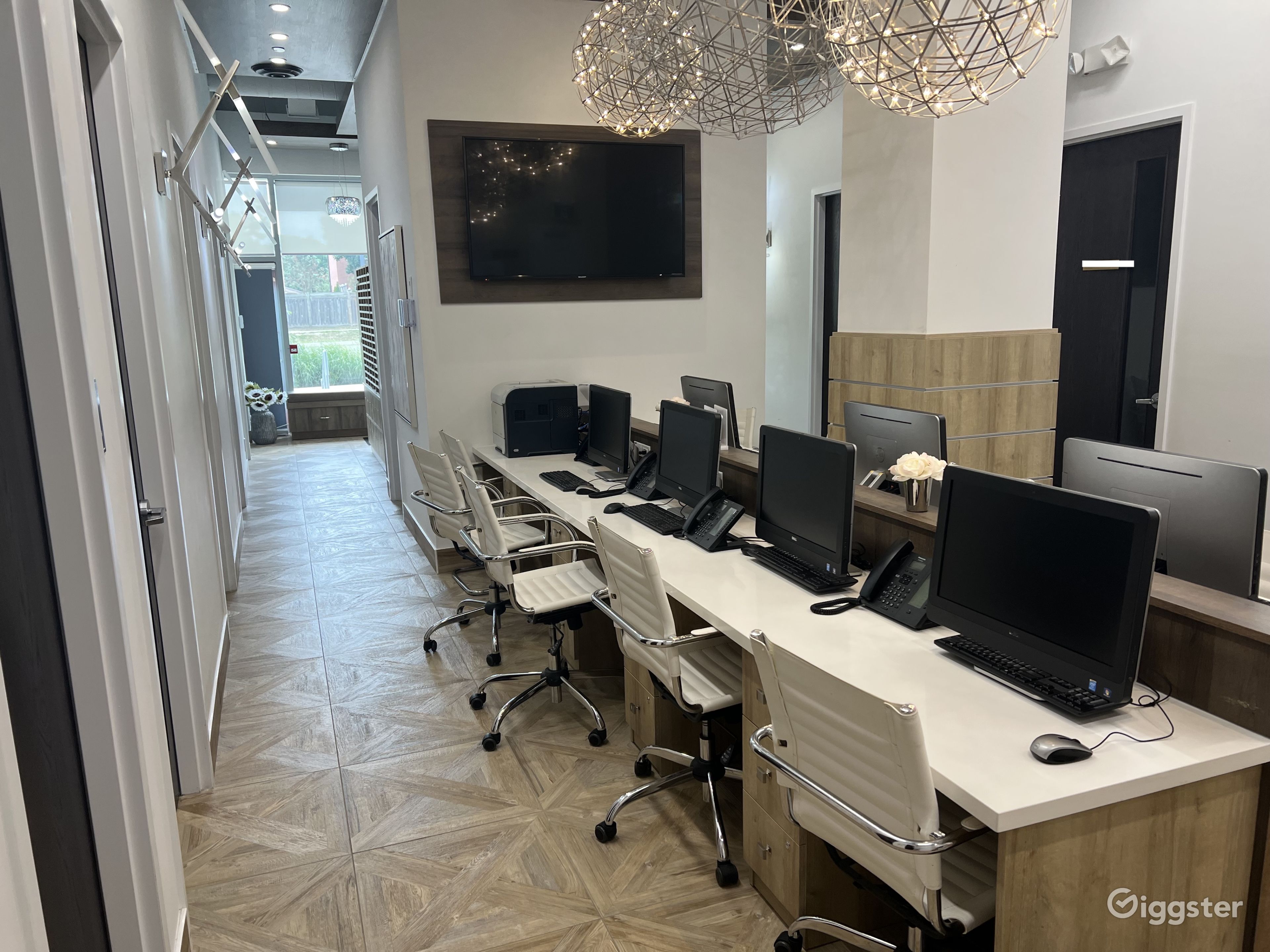 Office Space (Reception And Bullpen) | Rent this location on Giggster