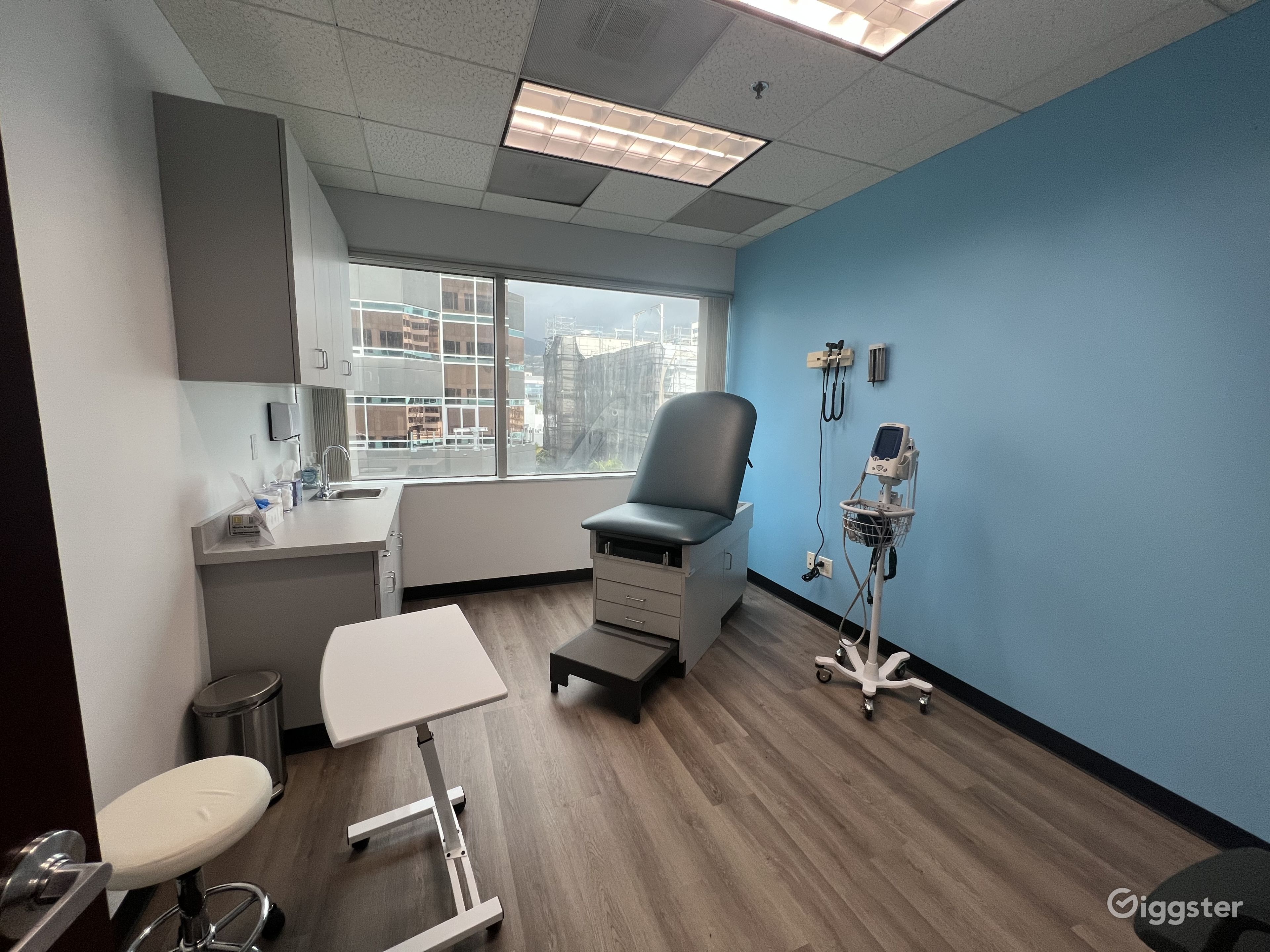 Huge doctors and medical offices | Rent this location on Giggster