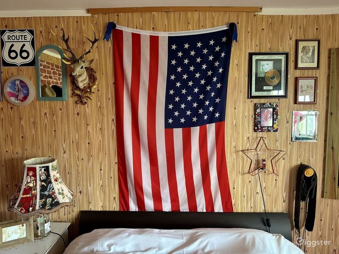 American Themed Bedroom: Rent Dolly Parton-Inspired Space | Giggster