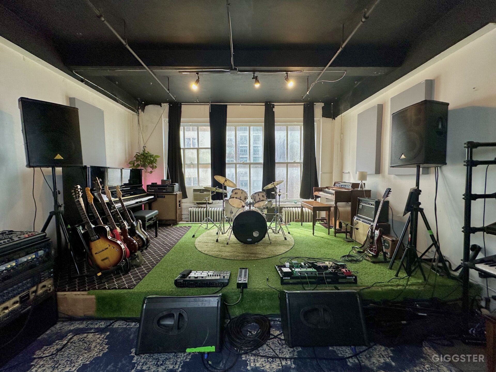 Echoland Studios Top Floor Manhattan | Rent this location on Giggster