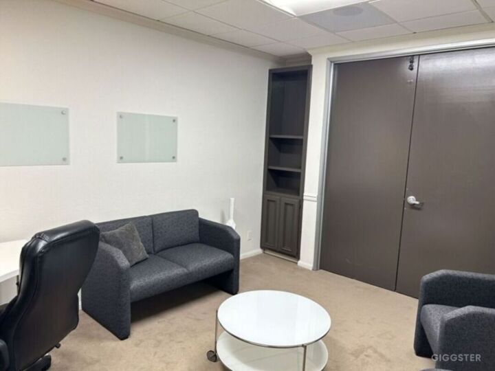 Simple Coaching Room | Rent this location on Giggster