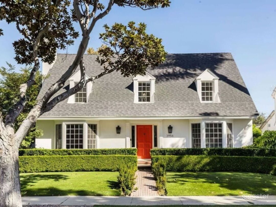 Cap Cod Style House w Gorgeous Manicured Backyard | Rent this location ...