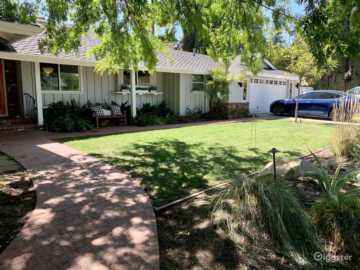 Encino Ranch Style Home on 1/2 acre | Rent this location on Giggster