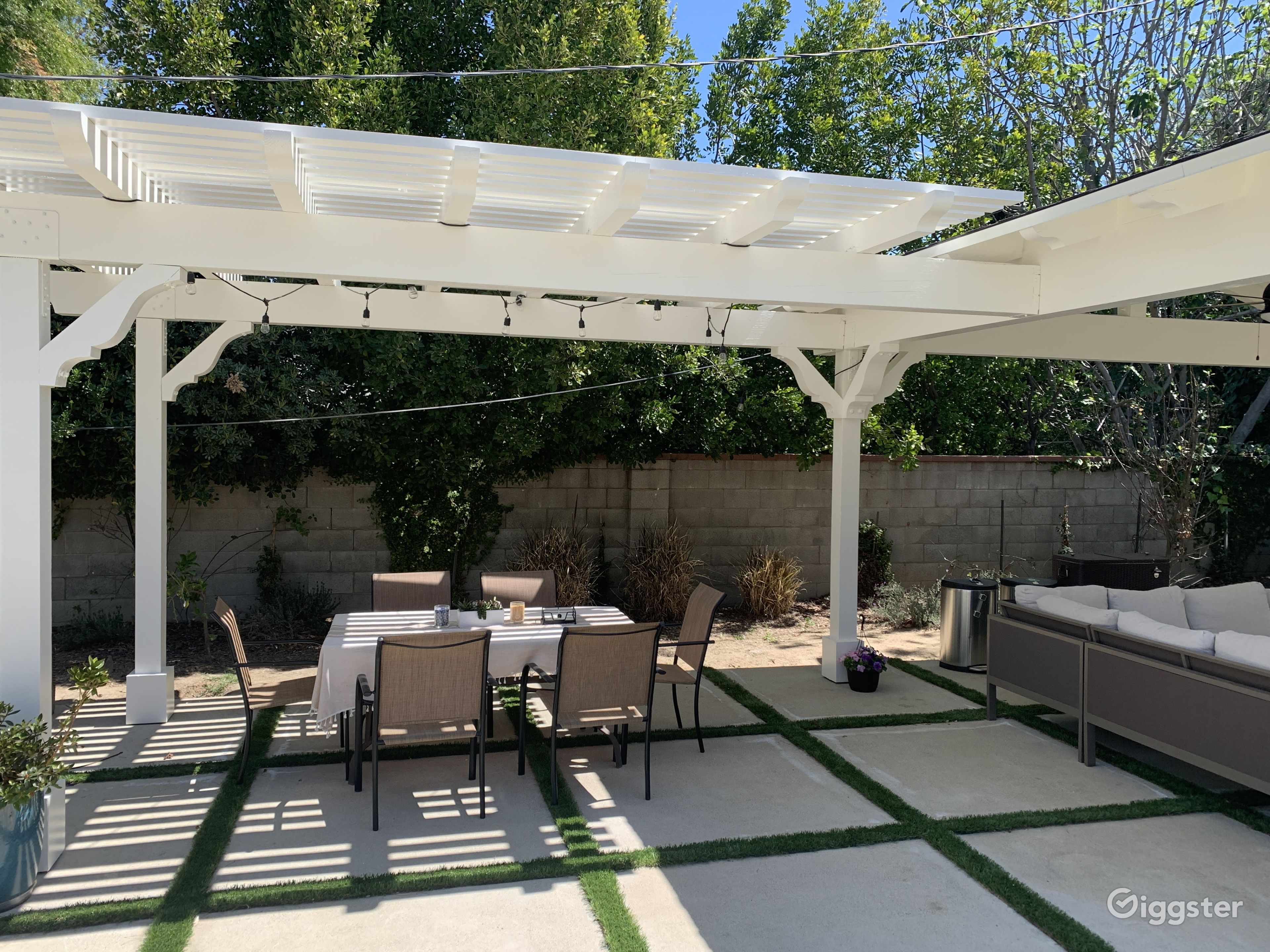 Encino Ranch Style Home on 1/2 acre | Rent this location on Giggster