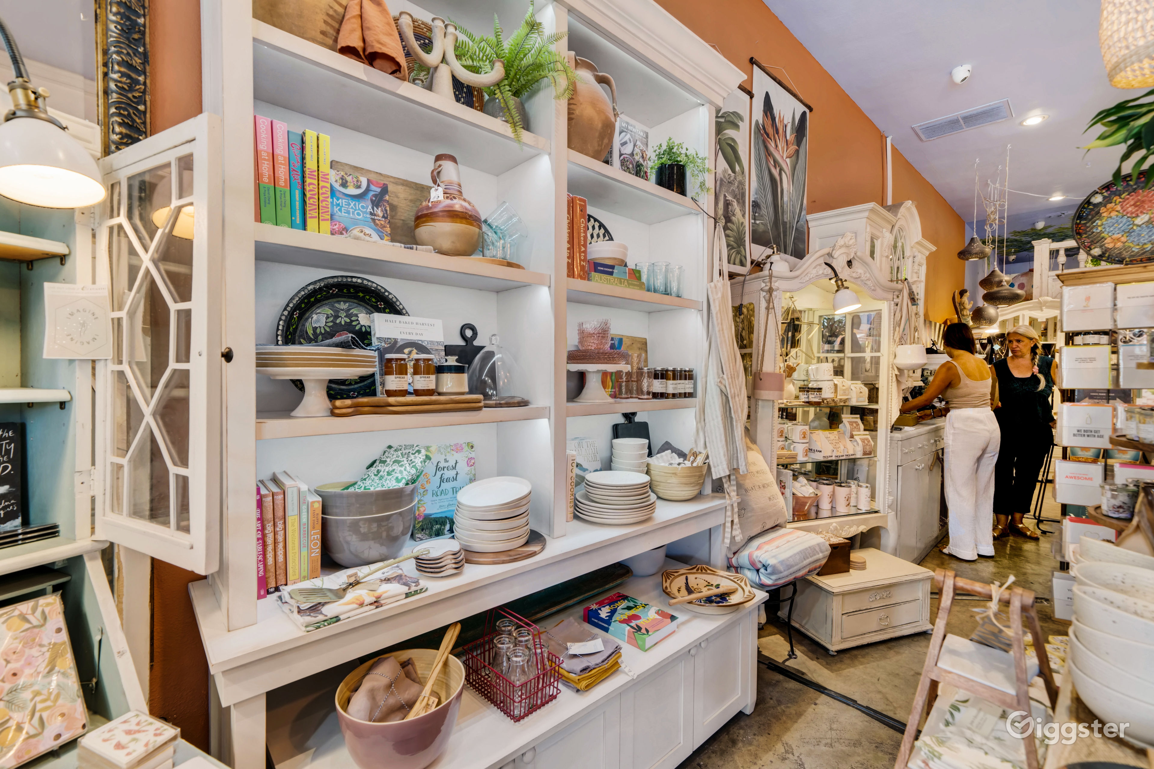 CHARMING SMALL TOWN BOUTIQUE ON MAIN STREET | Rent this location on ...
