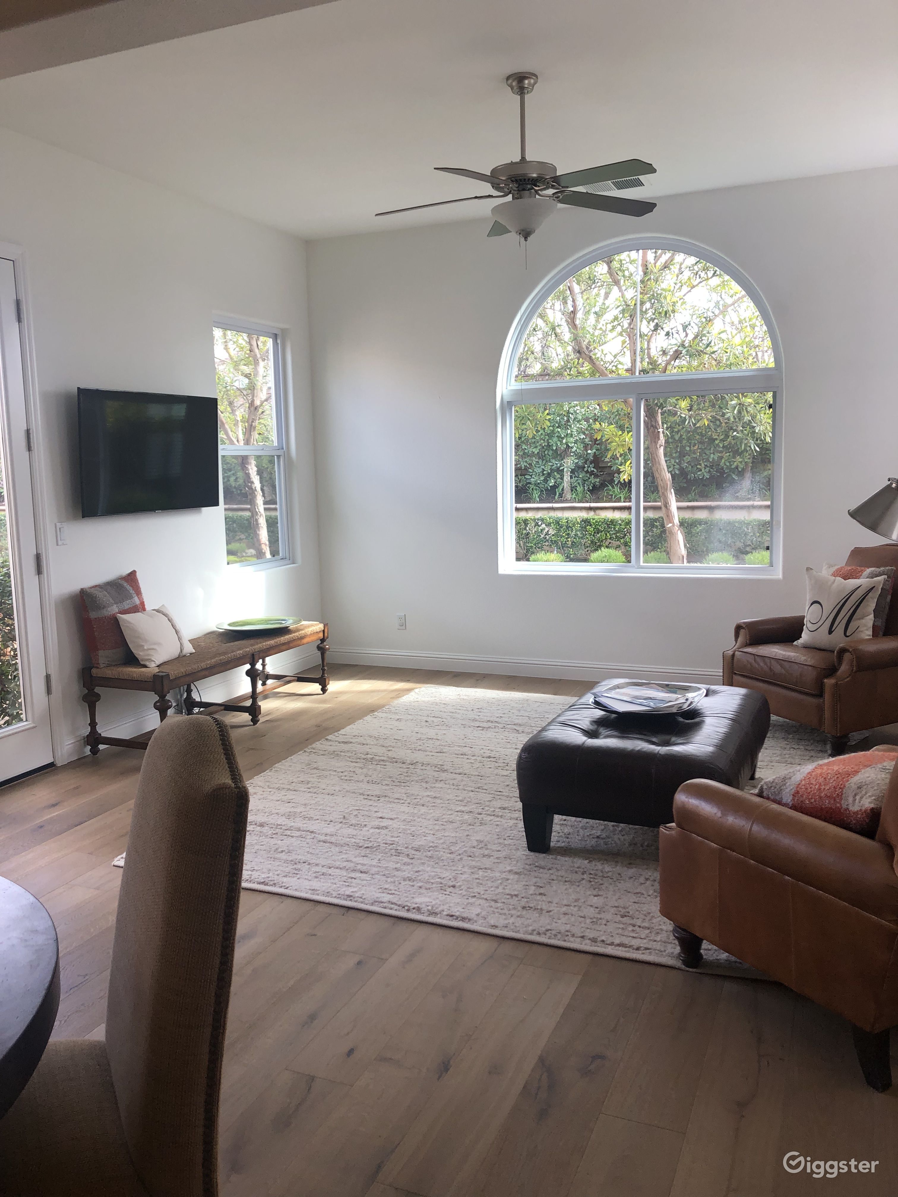 Open floor plan, high ceilings, welcoming house | Rent this location on ...