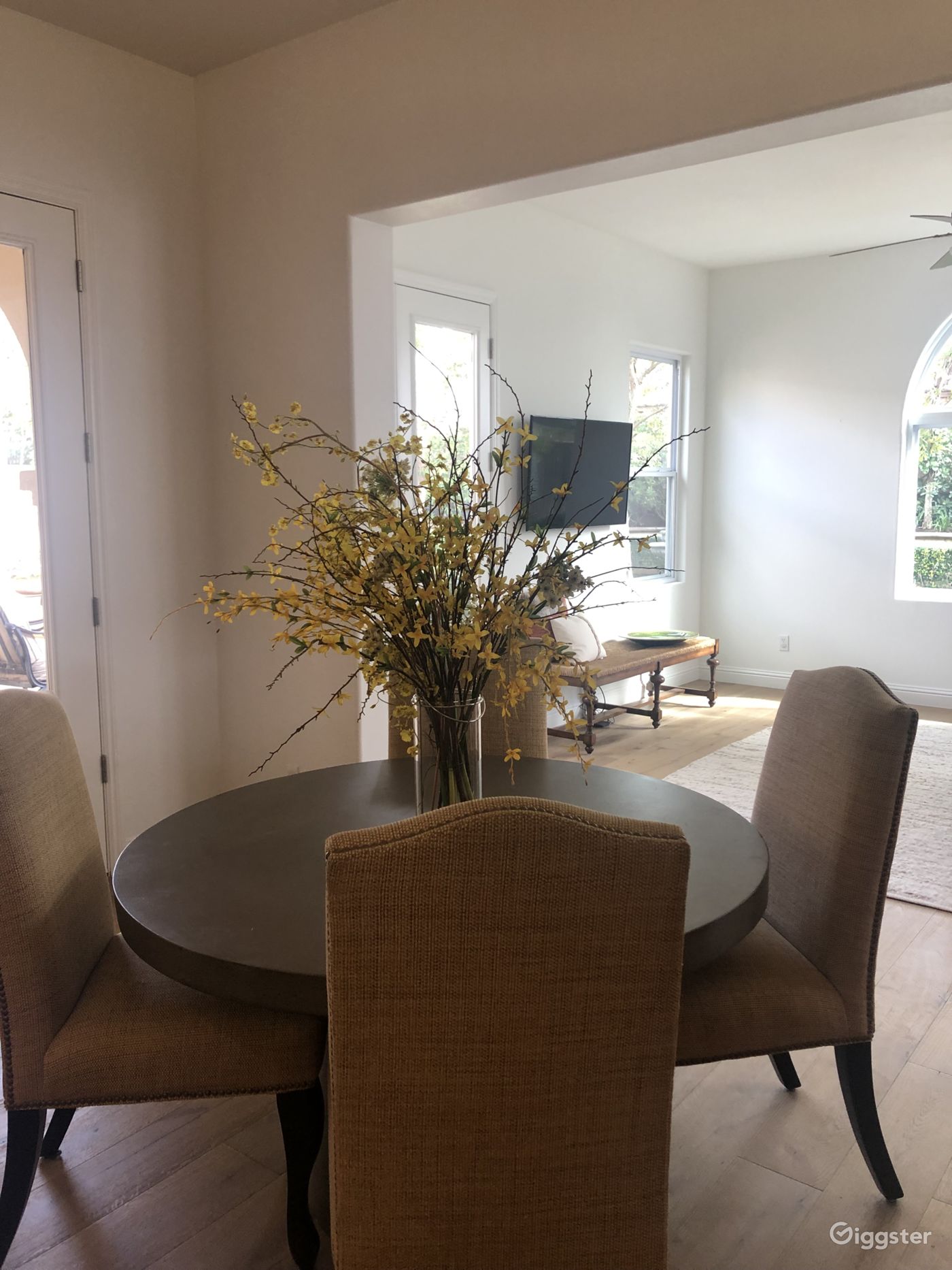 Open floor plan, high ceilings, welcoming house | Rent this location on ...