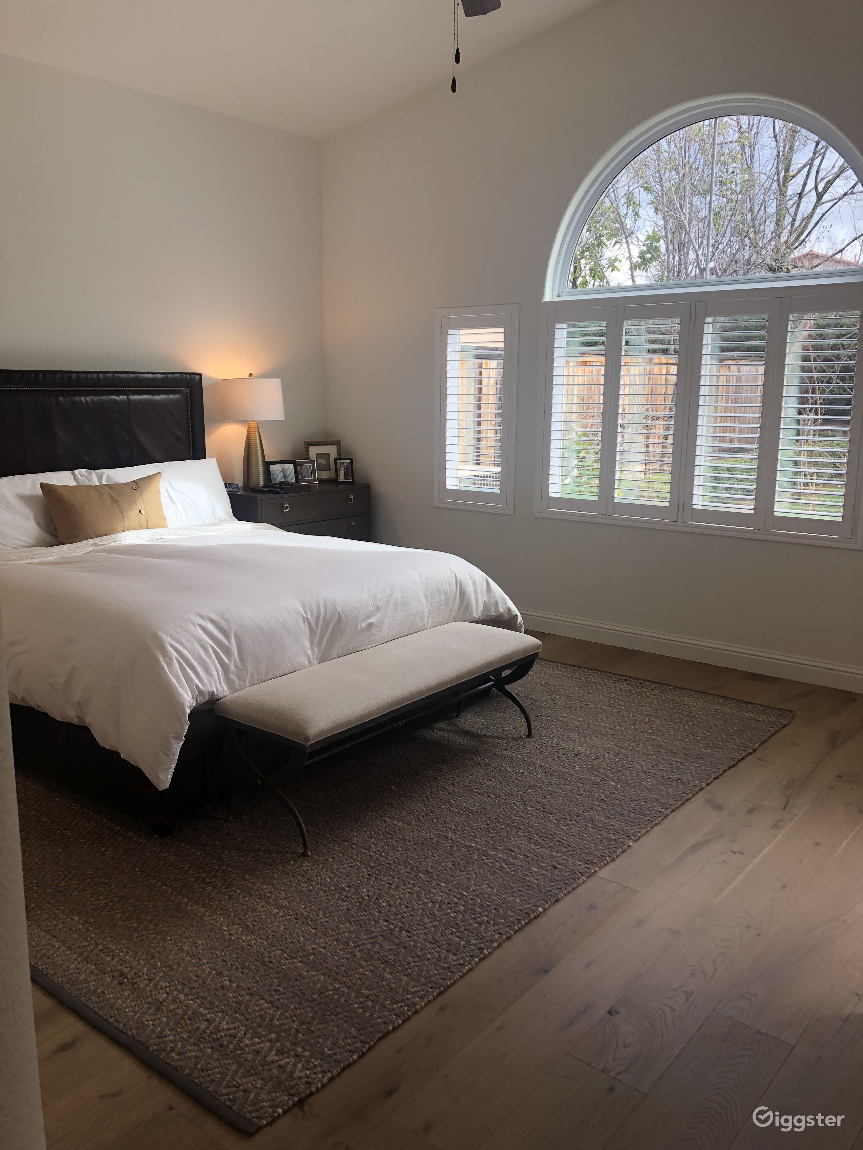 Open floor plan, high ceilings, welcoming house | Rent this location on ...