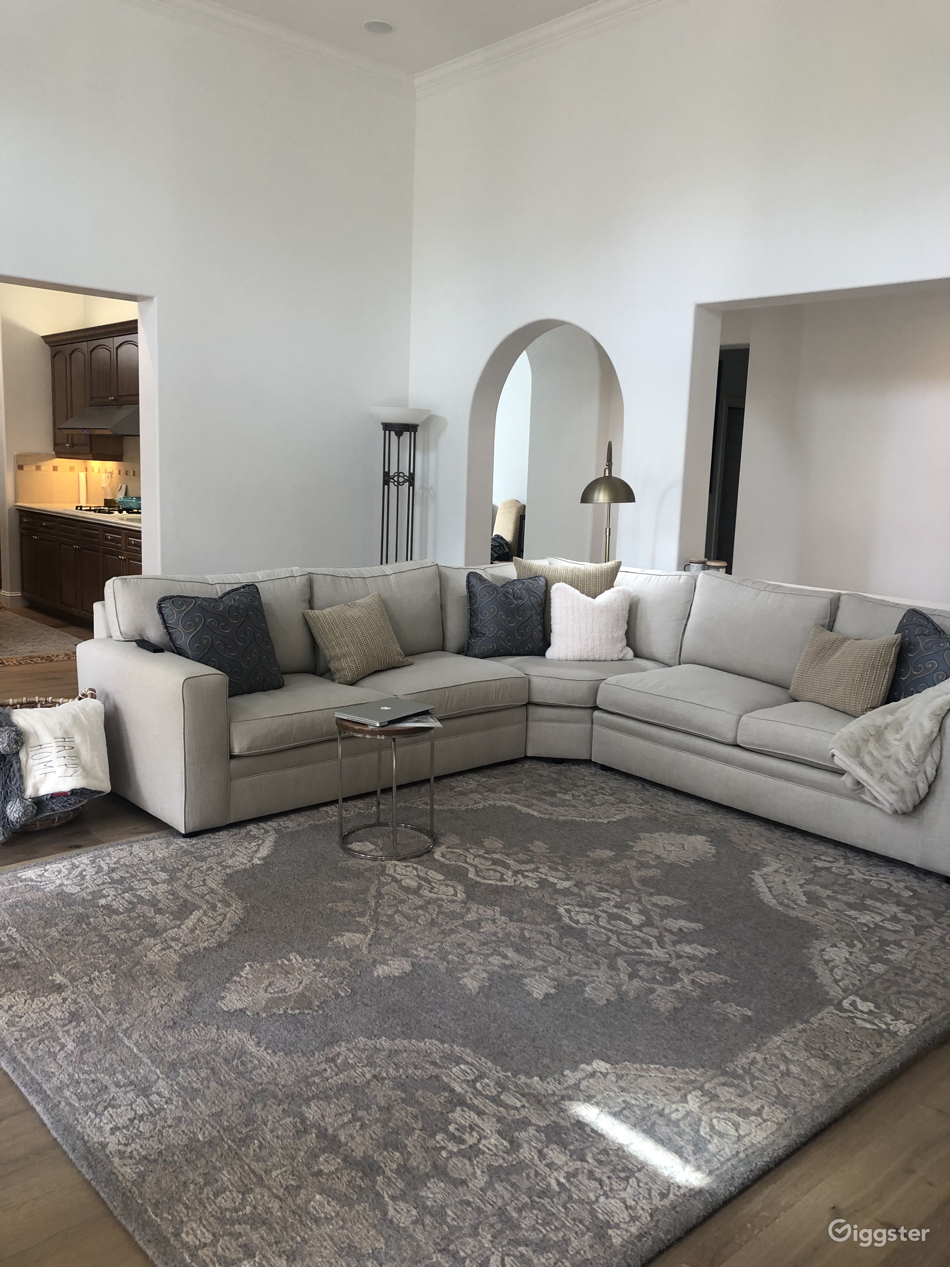 Open floor plan, high ceilings, welcoming house | Rent this location on ...