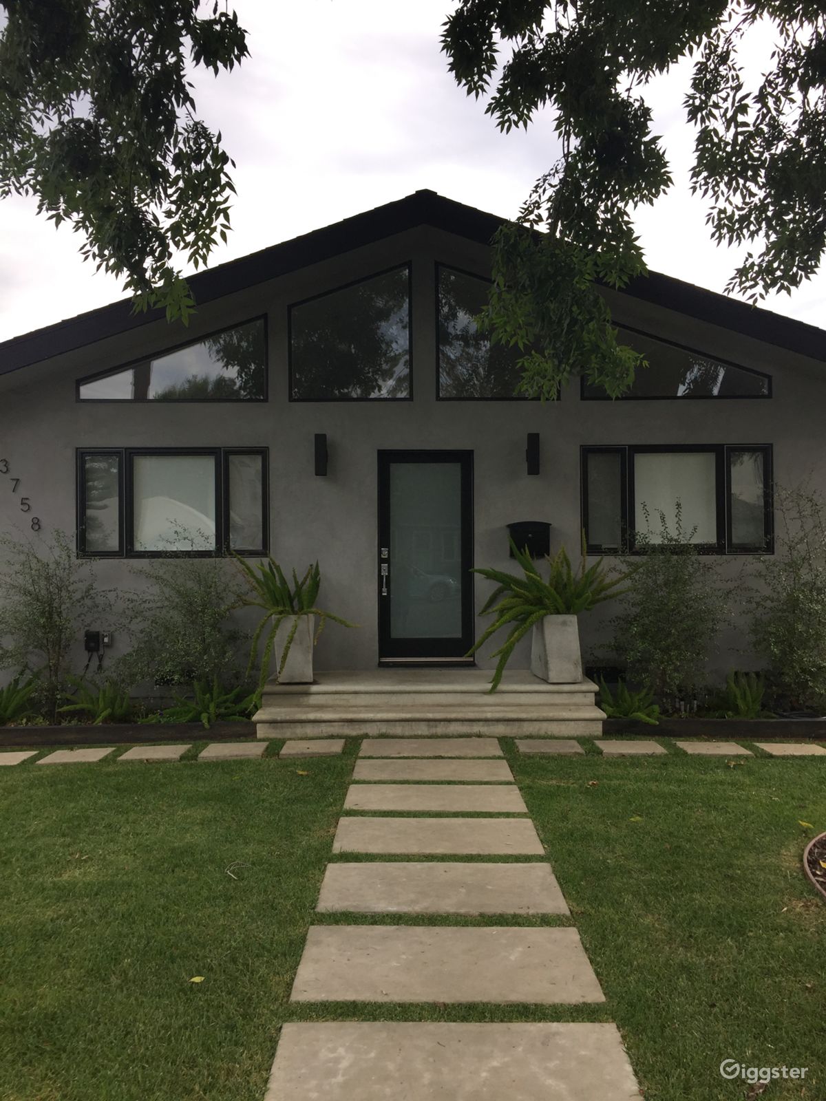 Bright modern house | Rent this location on Giggster