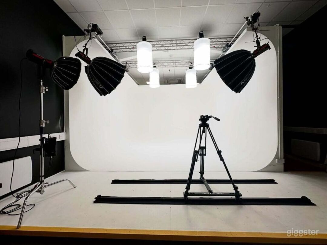 Studio A: Large Infinity Curve Cyclorama | Rent this location on Giggster