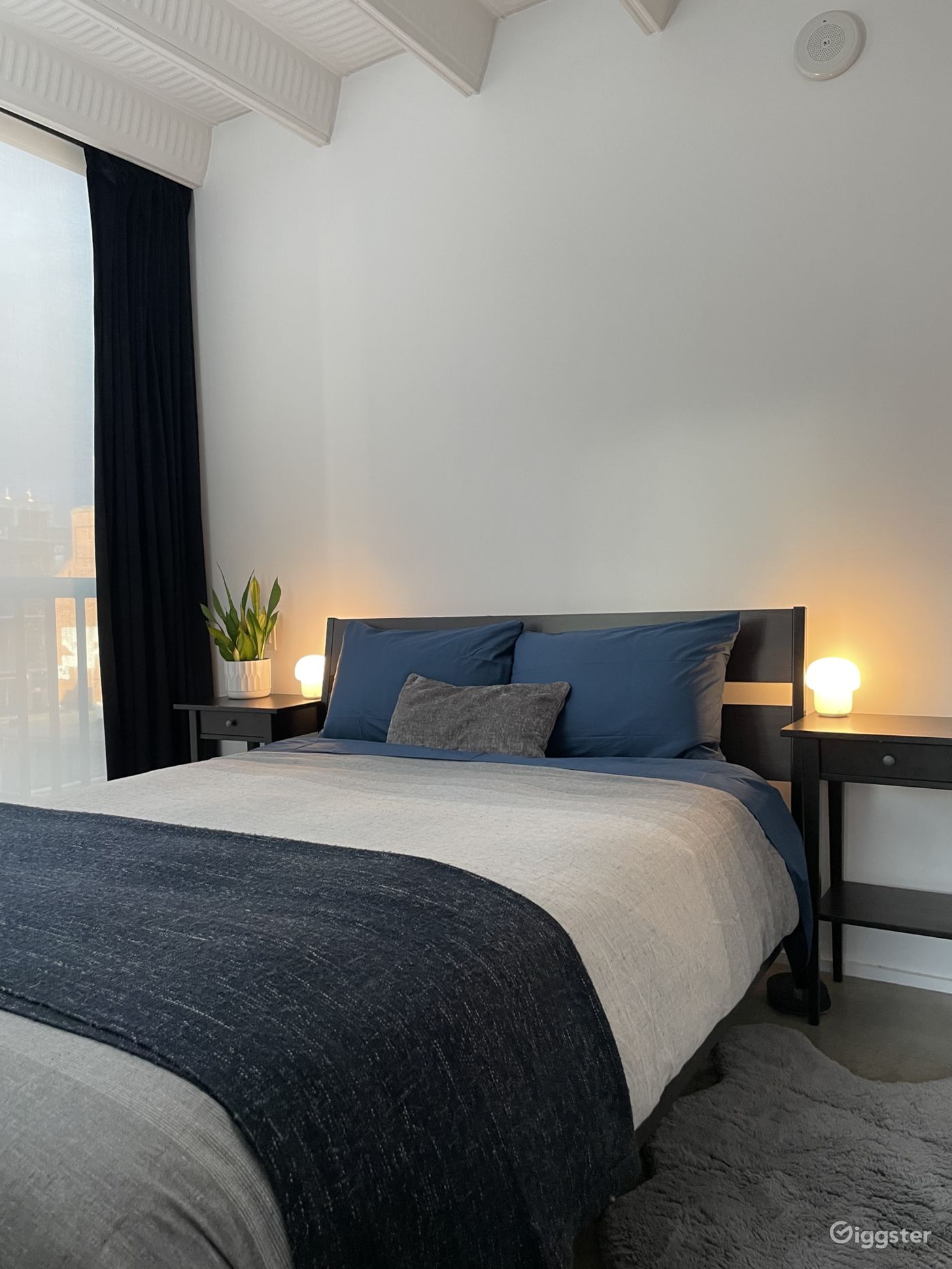 Bright Open Concept Modern High Ceiling Condo | Rent this location on ...