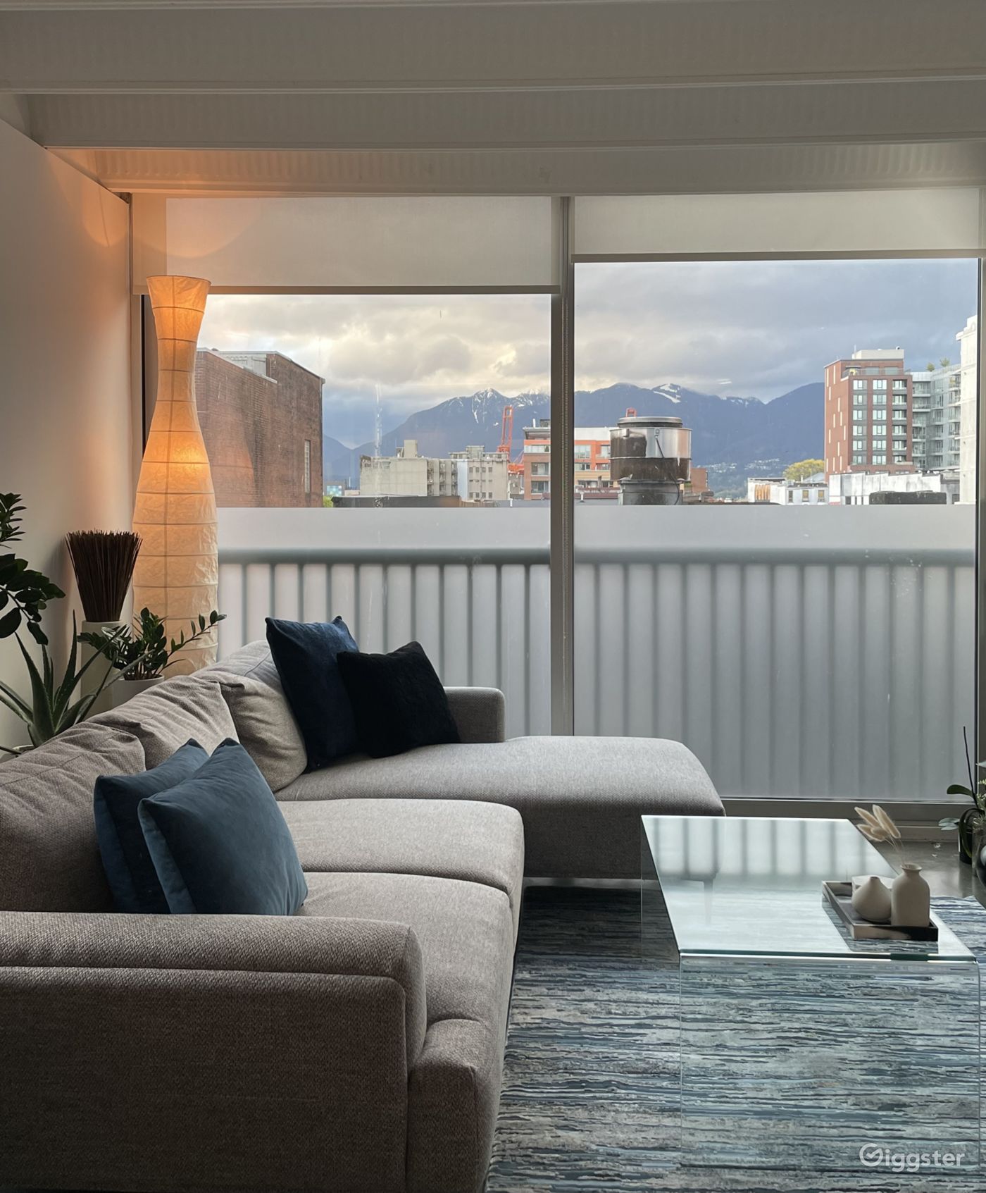 Bright Open Concept Modern High Ceiling Condo | Rent this location on ...