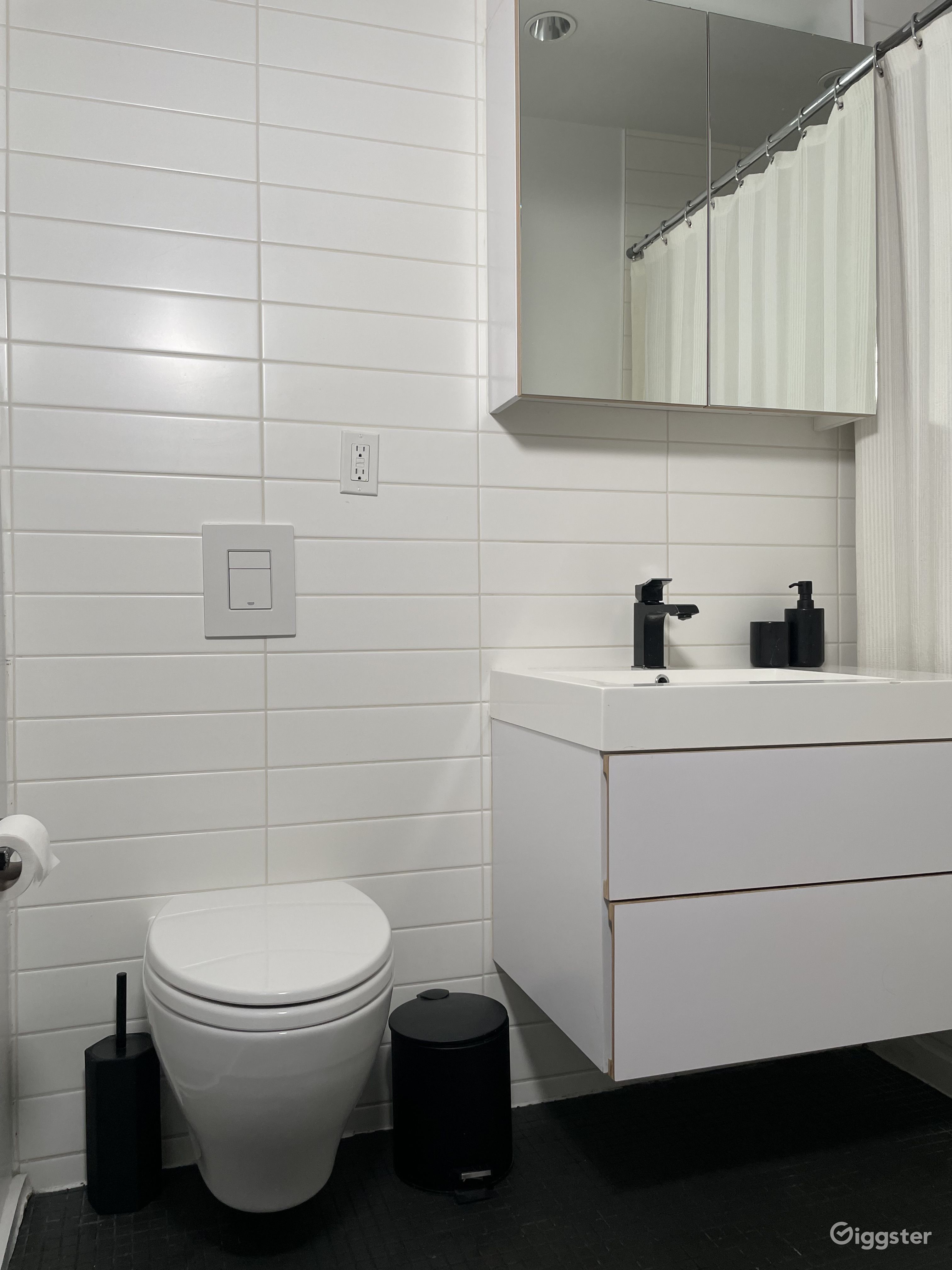 Bright Open Concept Modern High Ceiling Condo | Rent this location on ...