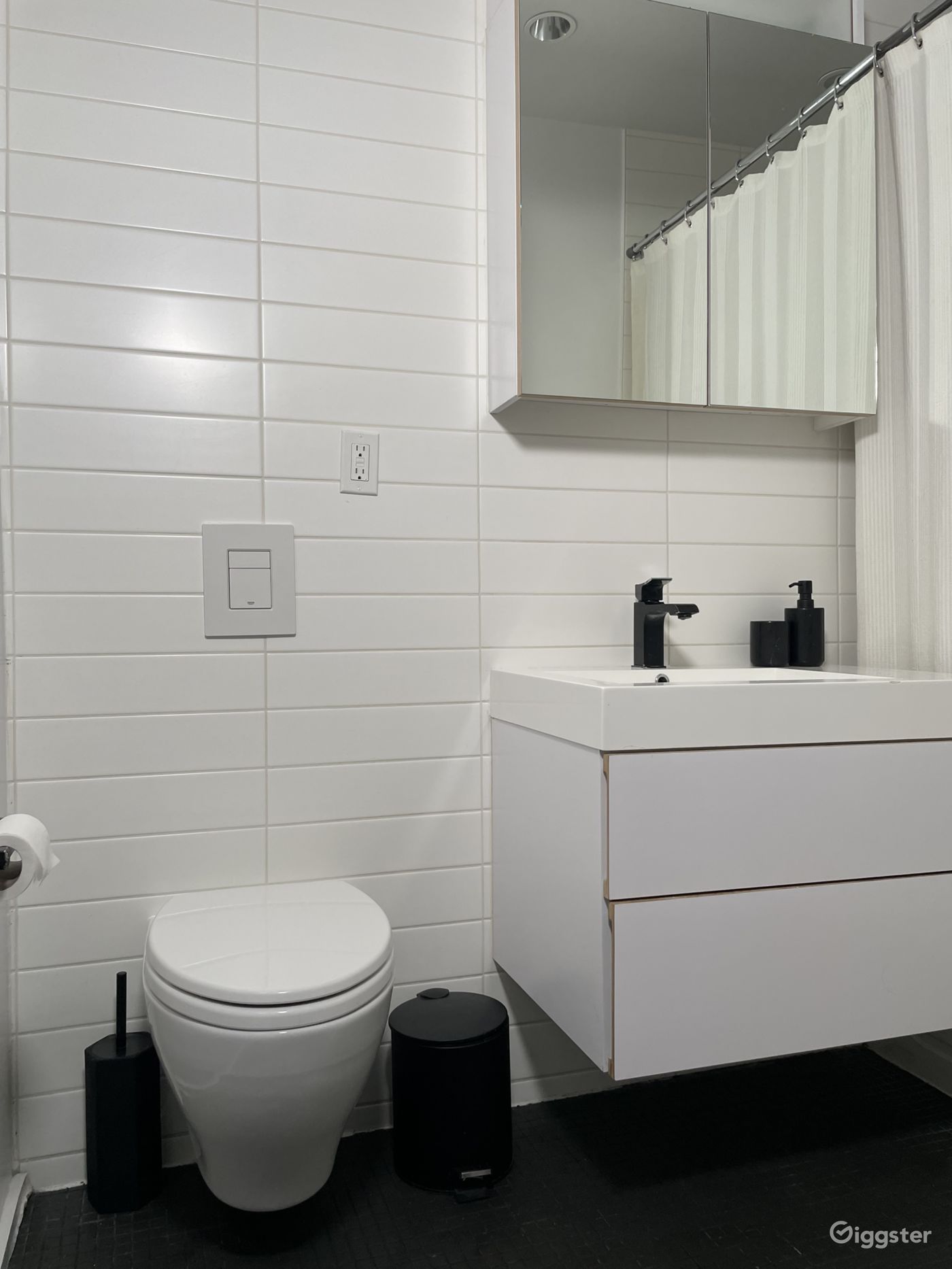 Bright Open Concept Modern High Ceiling Condo | Rent this location on ...