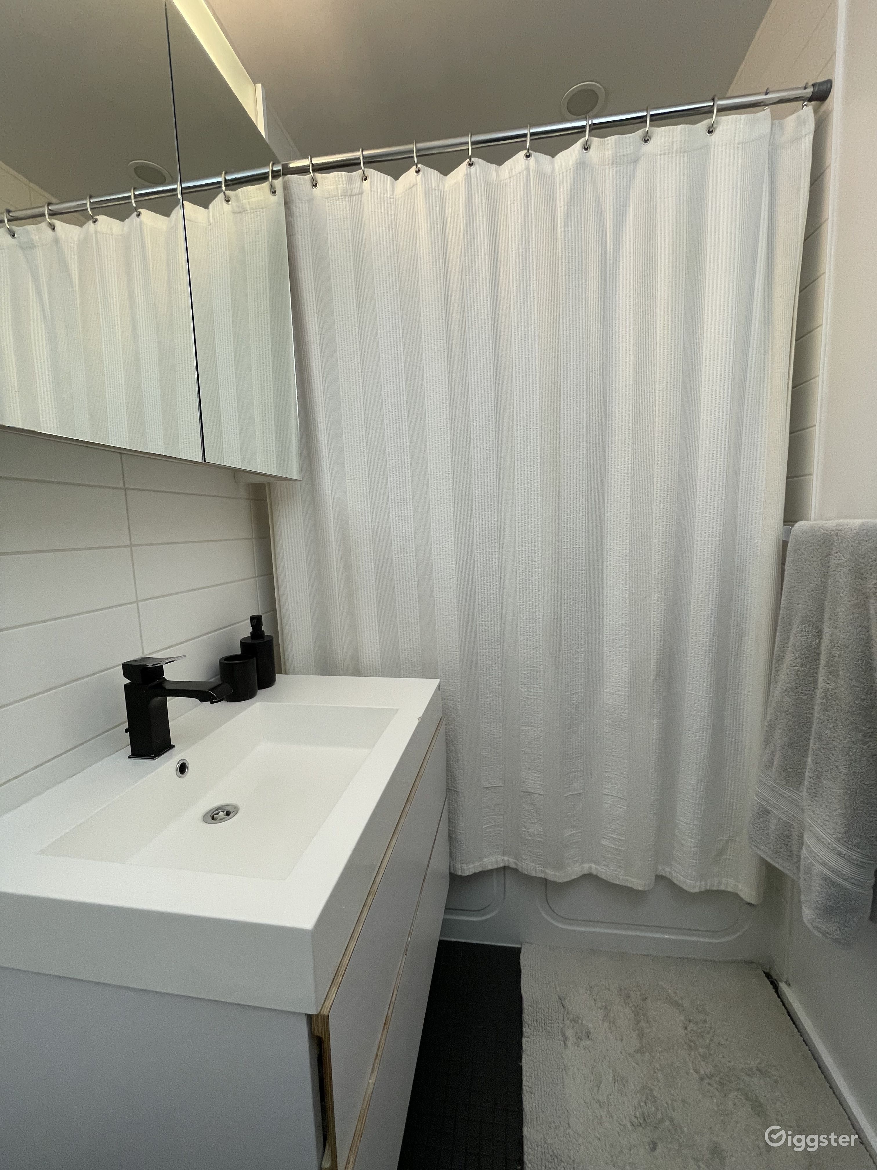 Bright Open Concept Modern High Ceiling Condo | Rent this location on ...