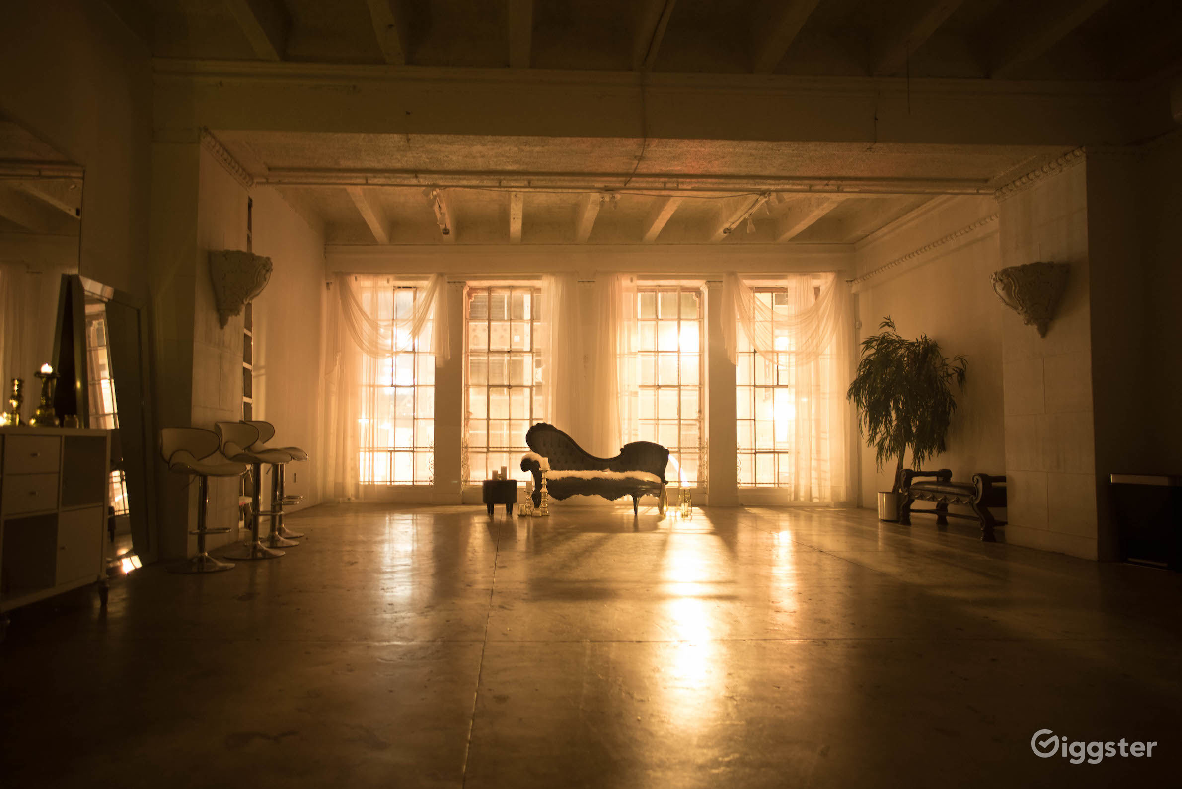 DTLA Grand Loft with High Ceilings | Rent this location on Giggster