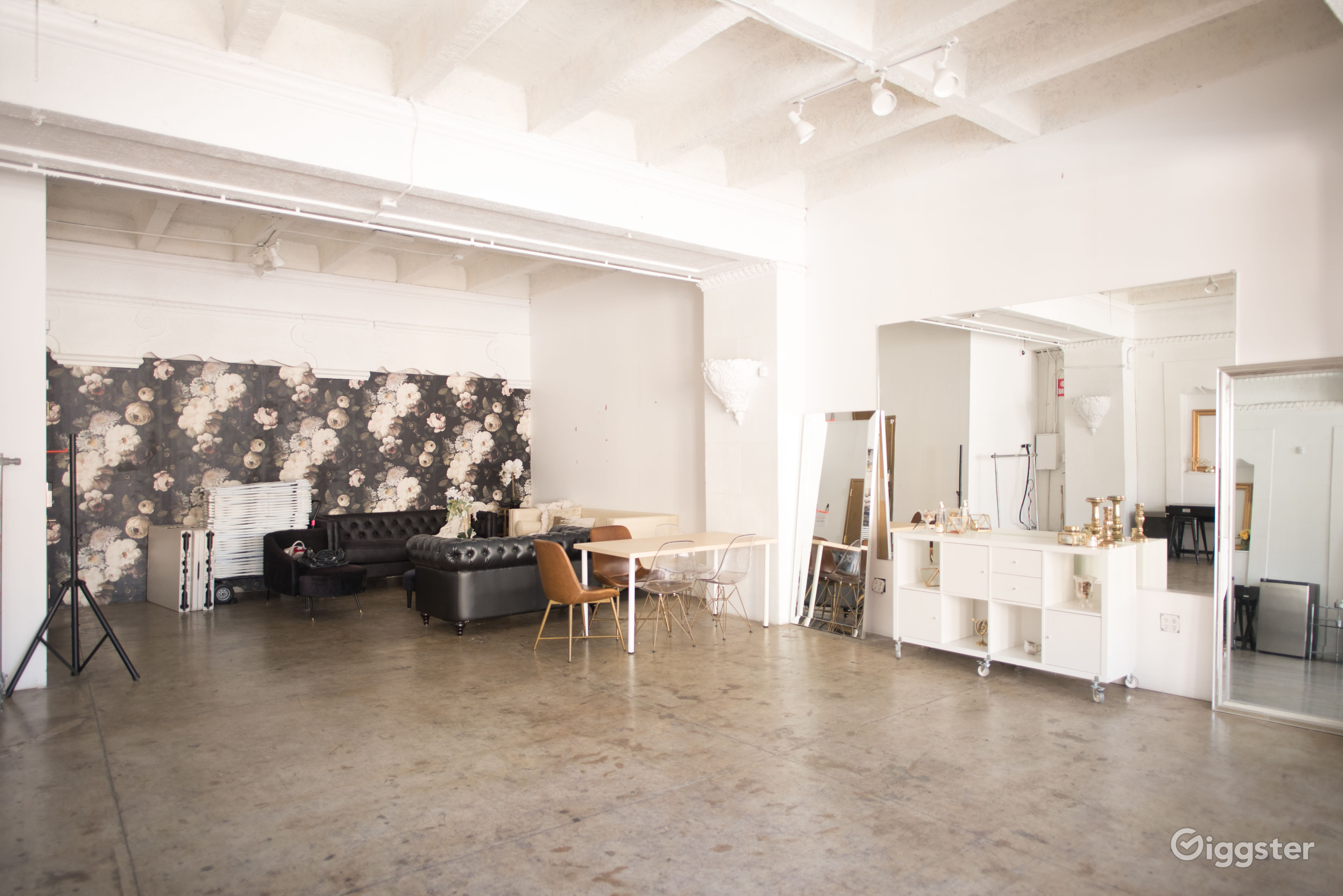 DTLA Grand Loft with High Ceilings | Rent this location on Giggster
