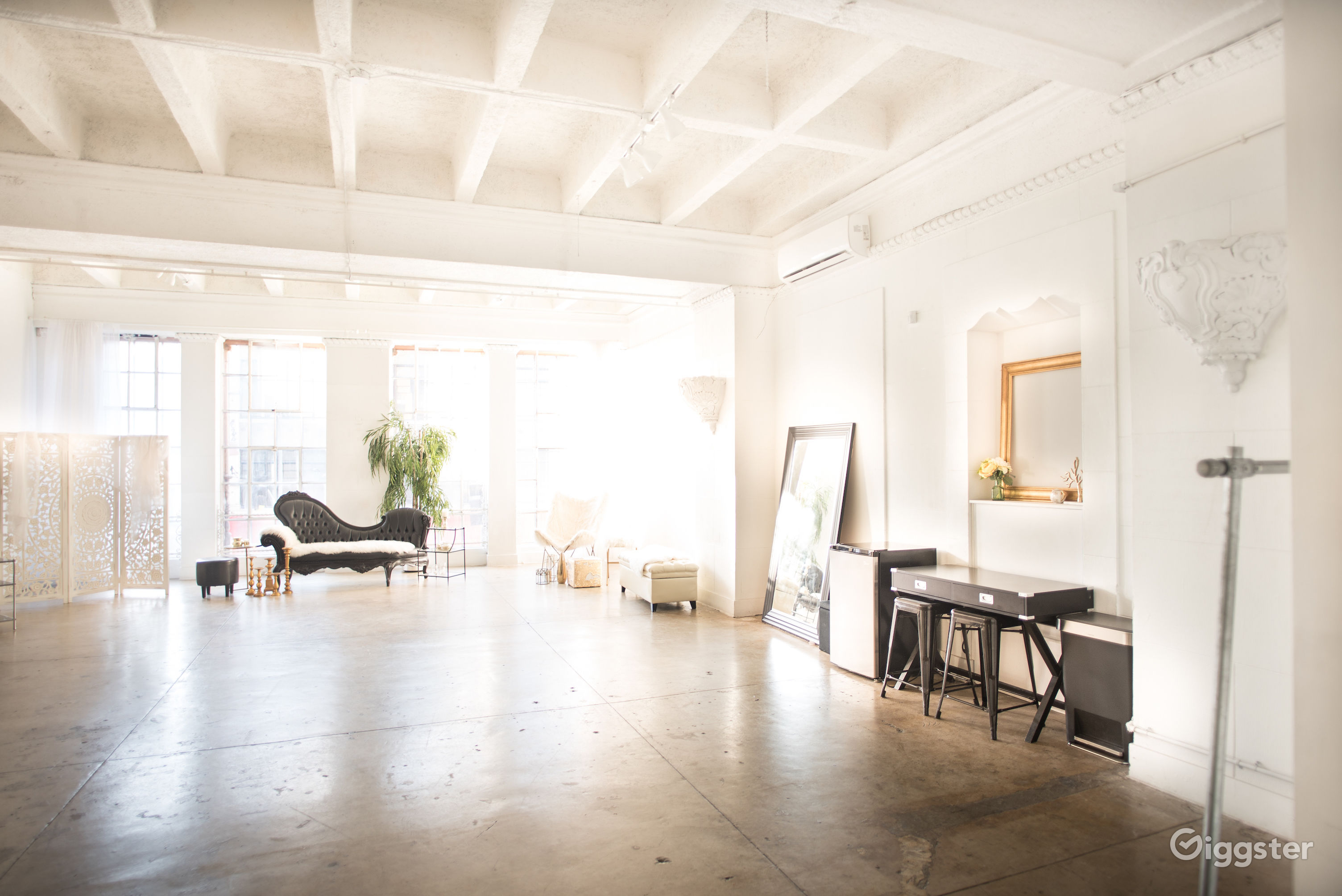 DTLA Grand Loft with High Ceilings | Rent this location on Giggster