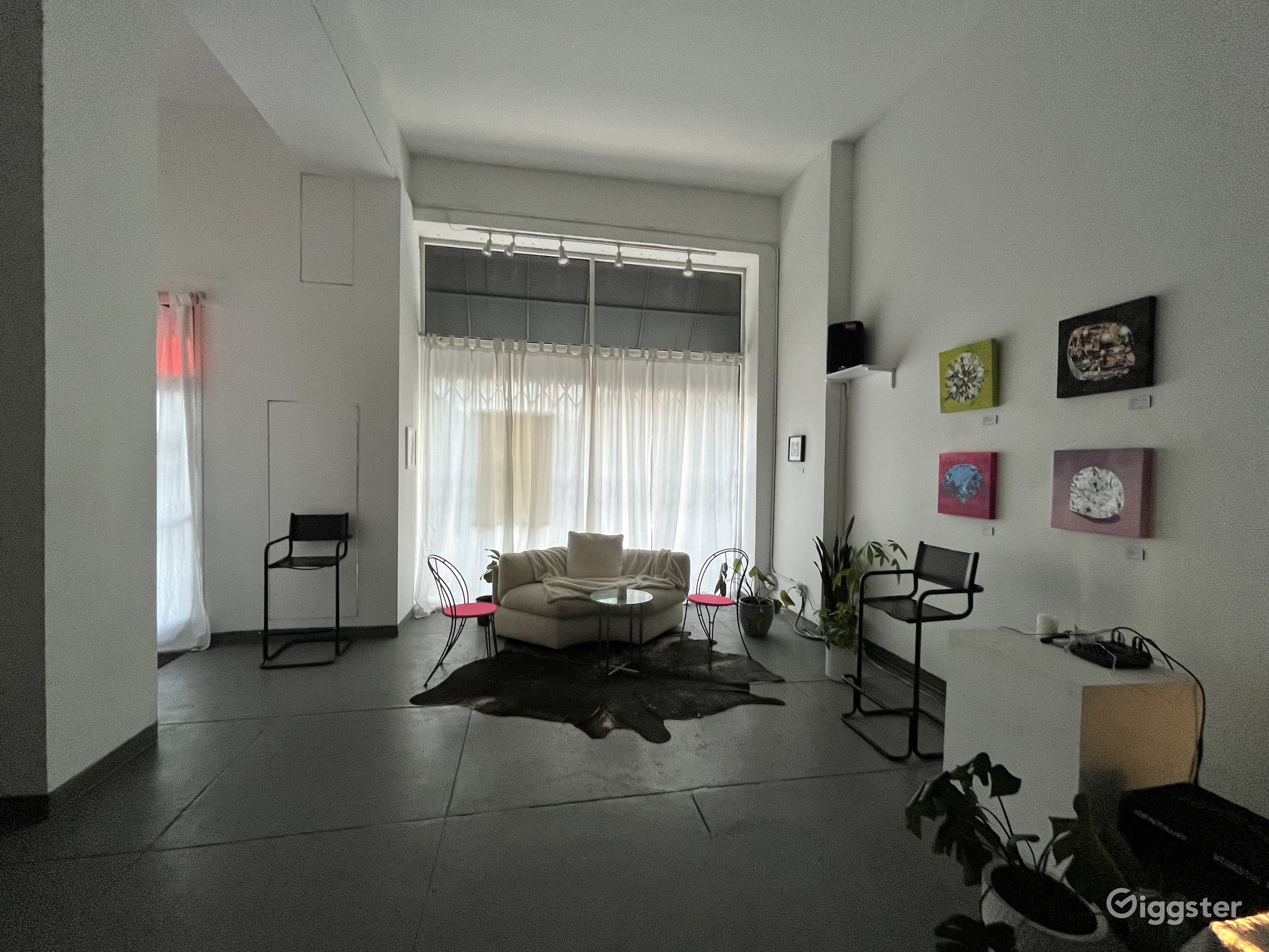 Bright Hollywood Studio with High Ceilings | Rent this location on Giggster
