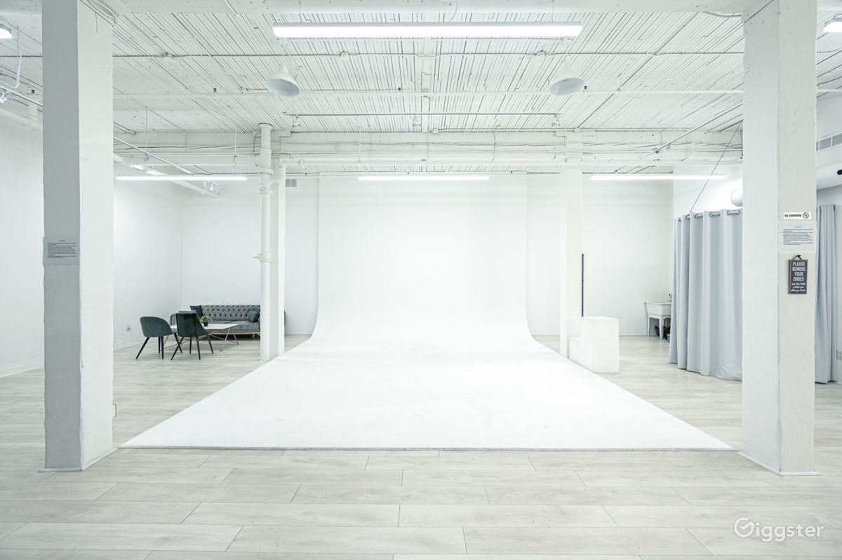 Professional Cyclorama Wall & GODOX lighting | Rent this location on ...