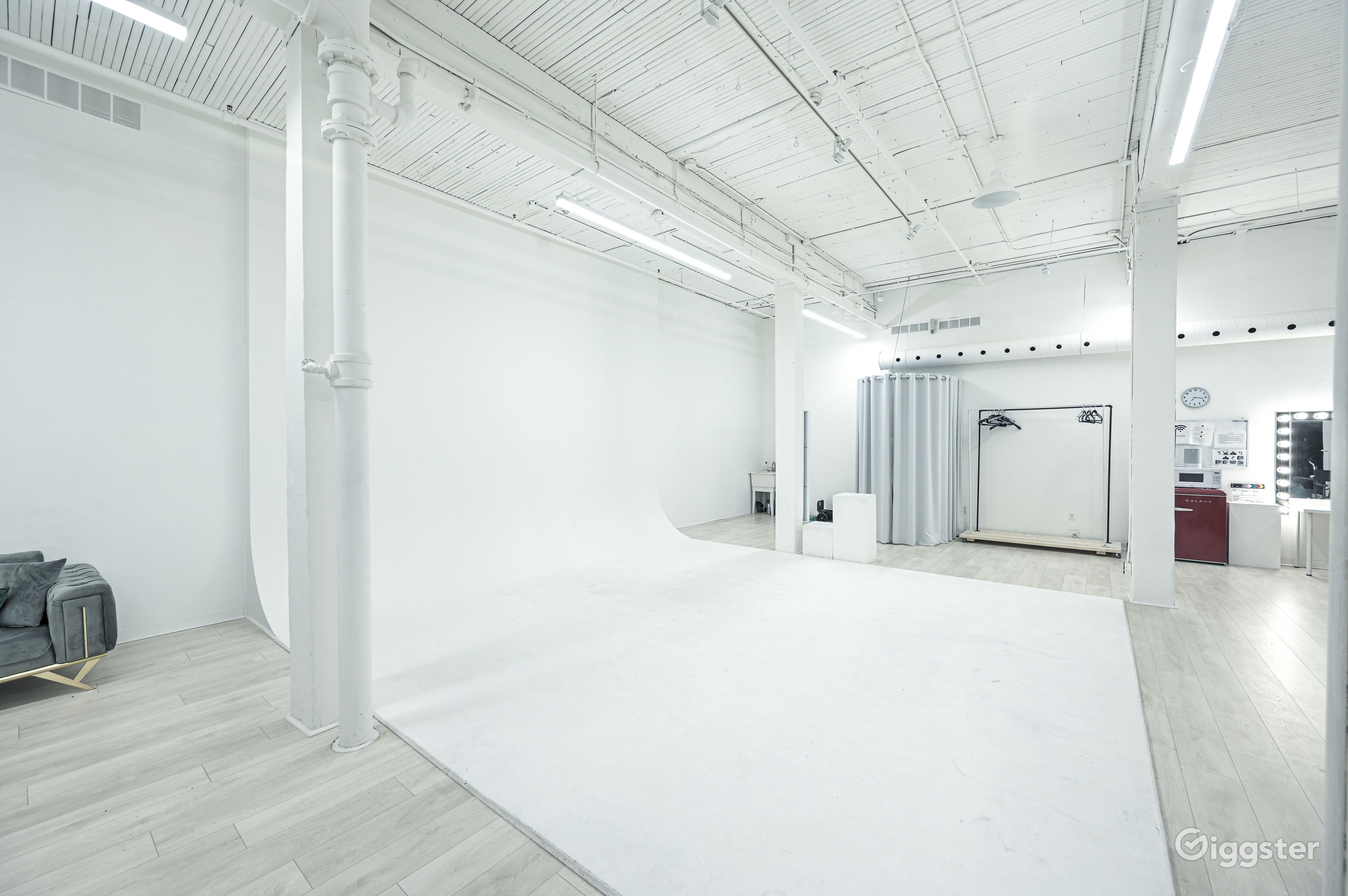 Professional Cyclorama Wall & GODOX lighting | Rent this location on ...