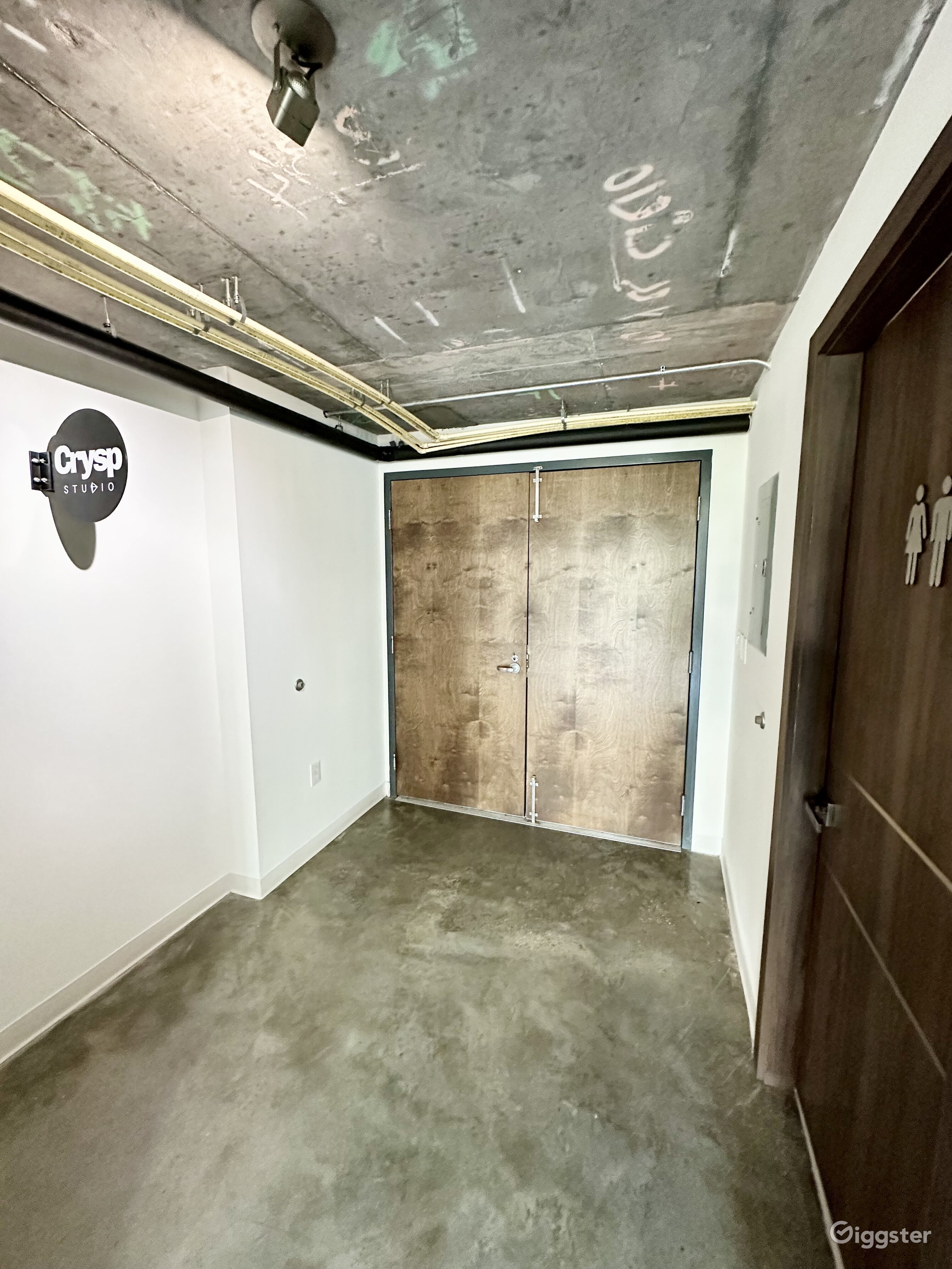 Modern Daylight Studio / Industrial Concrete Loft | Rent this location ...
