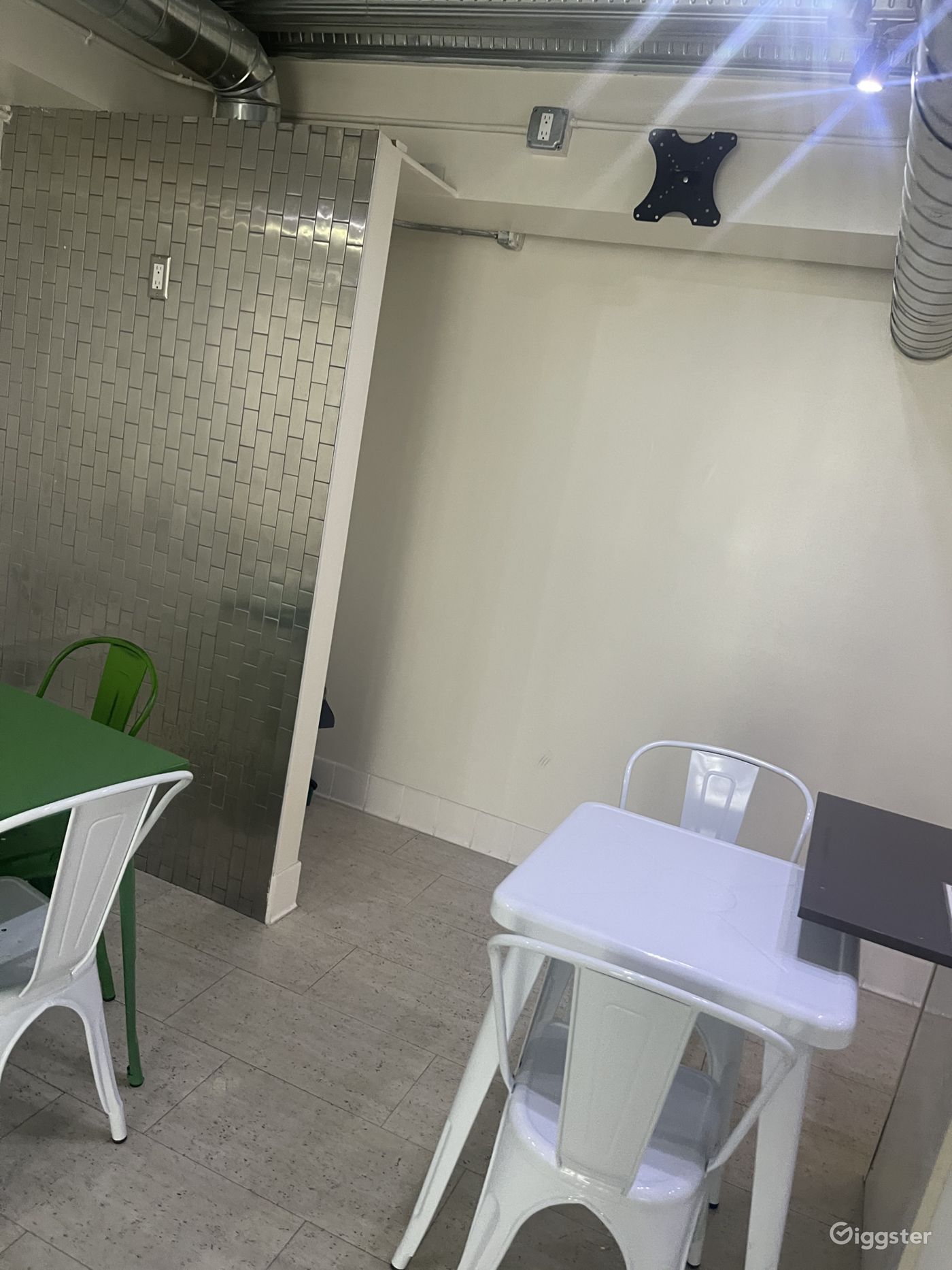 DTLA CREATIVE SPACE w/ ROOFTOP POOL ACCESS | Rent this location on Giggster