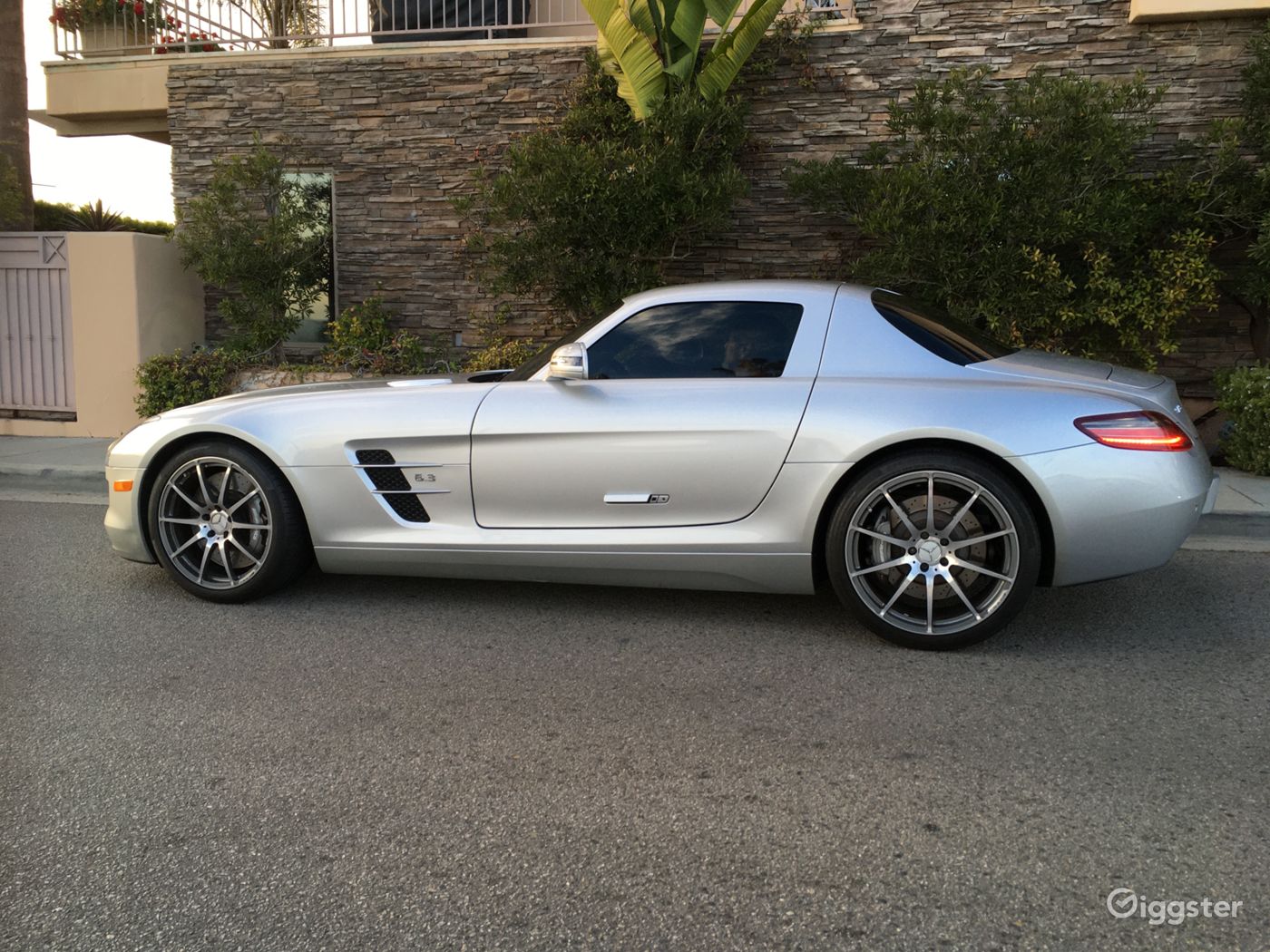 2011 Gullwing Silver Mercedes SLS Masterpiece | Rent this location on ...