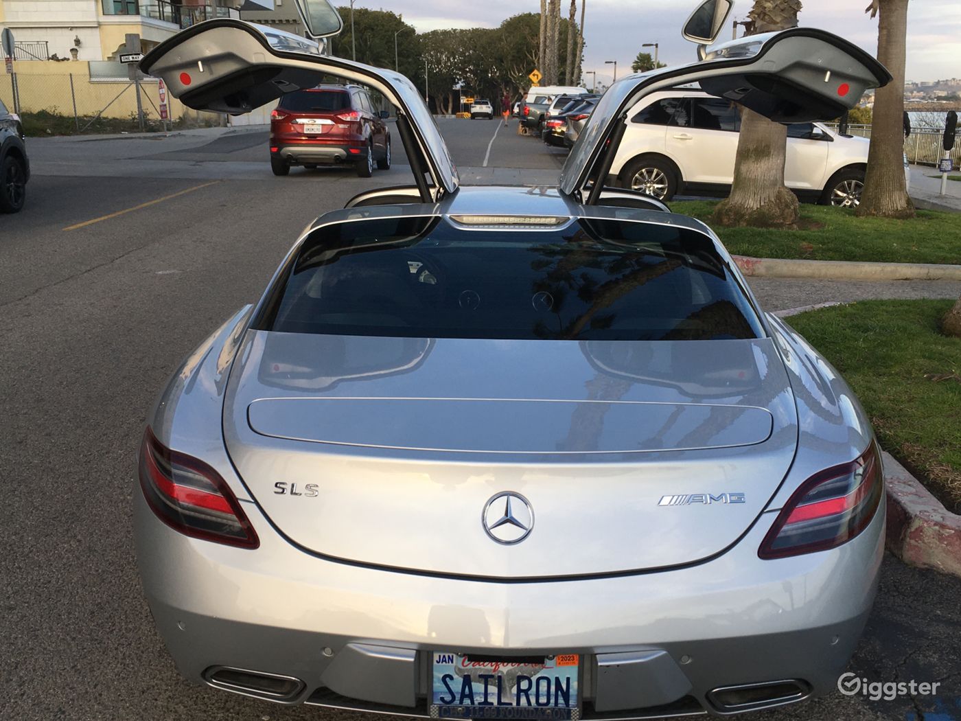 2011 Gullwing Silver Mercedes SLS Masterpiece | Rent this location on ...