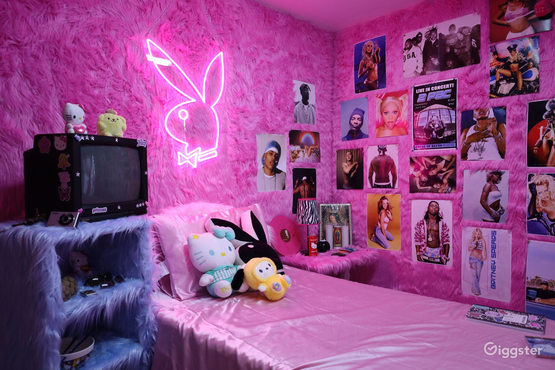 Pink 2000's Bedroom studio | Rent this location on Giggster