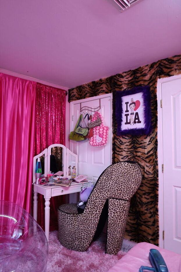 Pink 2000's Bedroom studio | Rent this location on Giggster