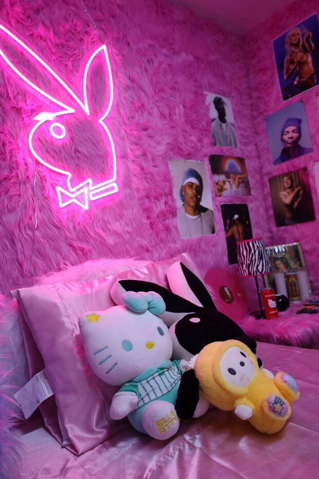 Pink 2000's Bedroom studio | Rent this location on Giggster