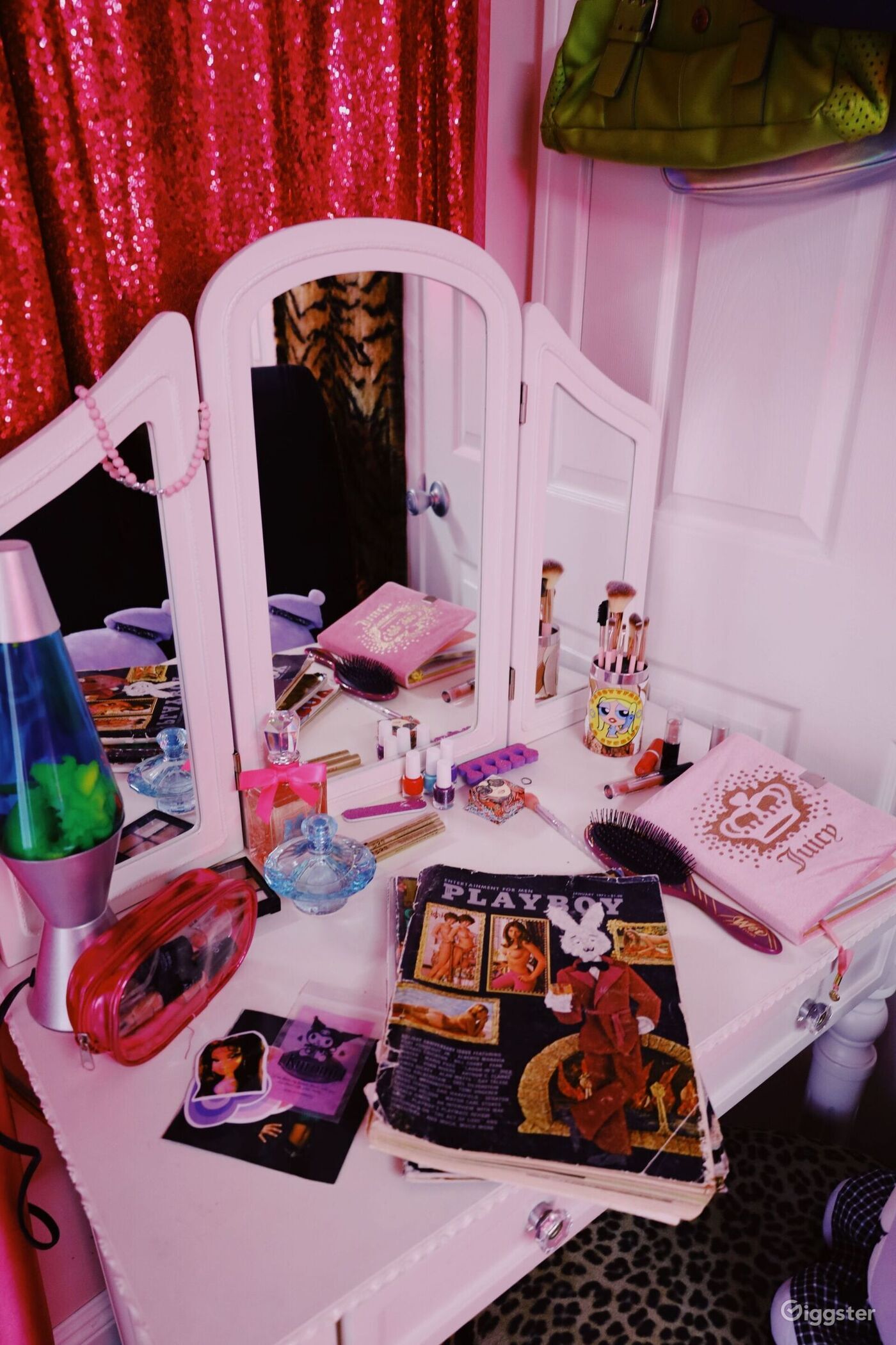 Pink 2000's Bedroom studio | Rent this location on Giggster