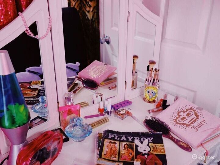 Pink 2000's Bedroom studio | Rent this location on Giggster