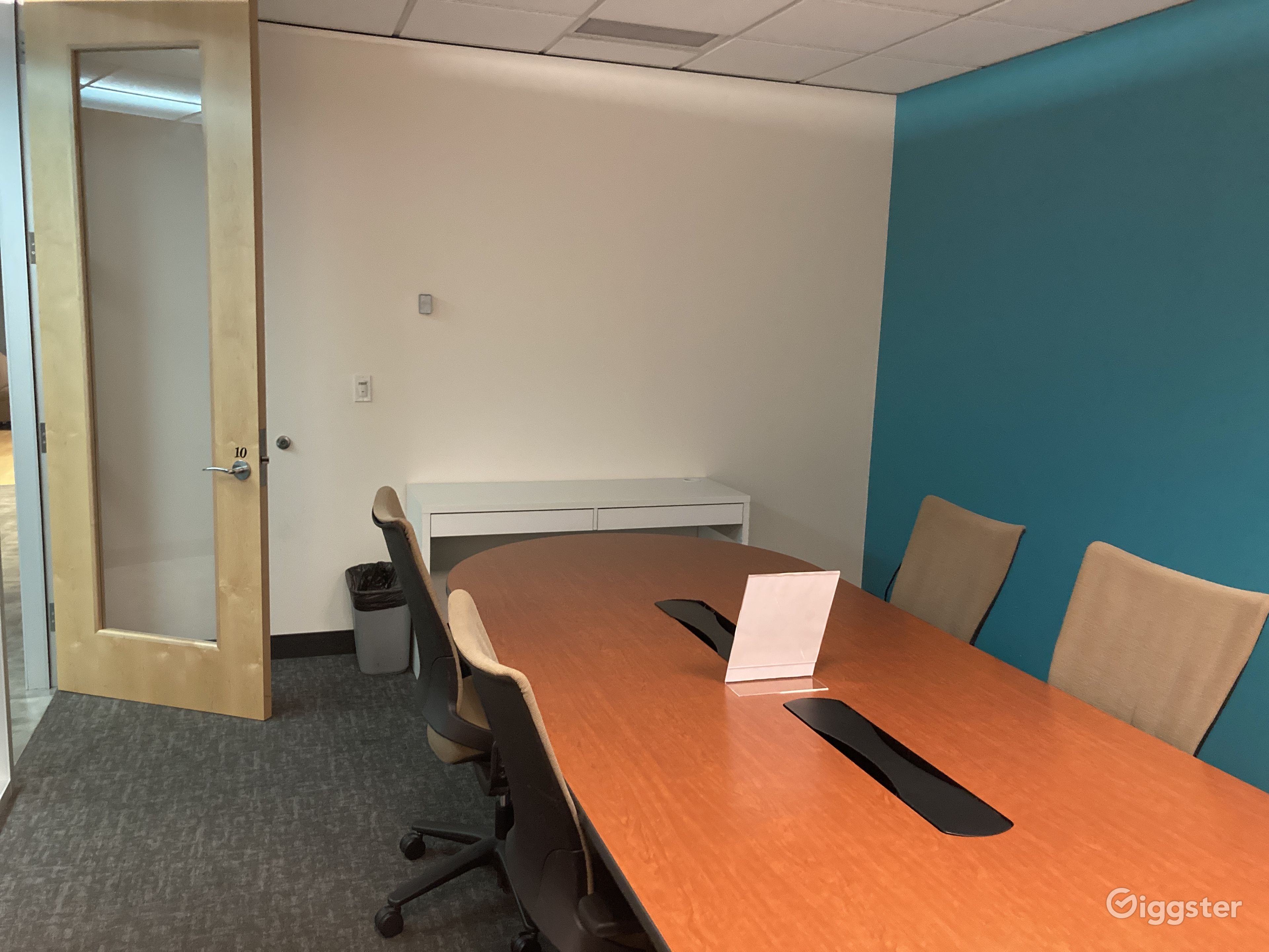 Kauai: Quiet Spacious Conference Room | Rent this location on Giggster