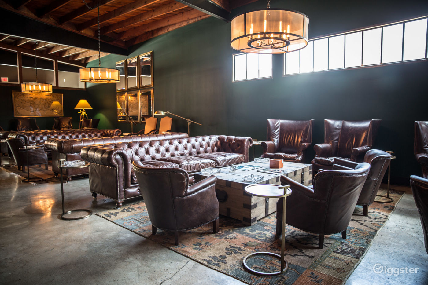 Elegant & Vintage Lounge Space | Rent this location on Giggster