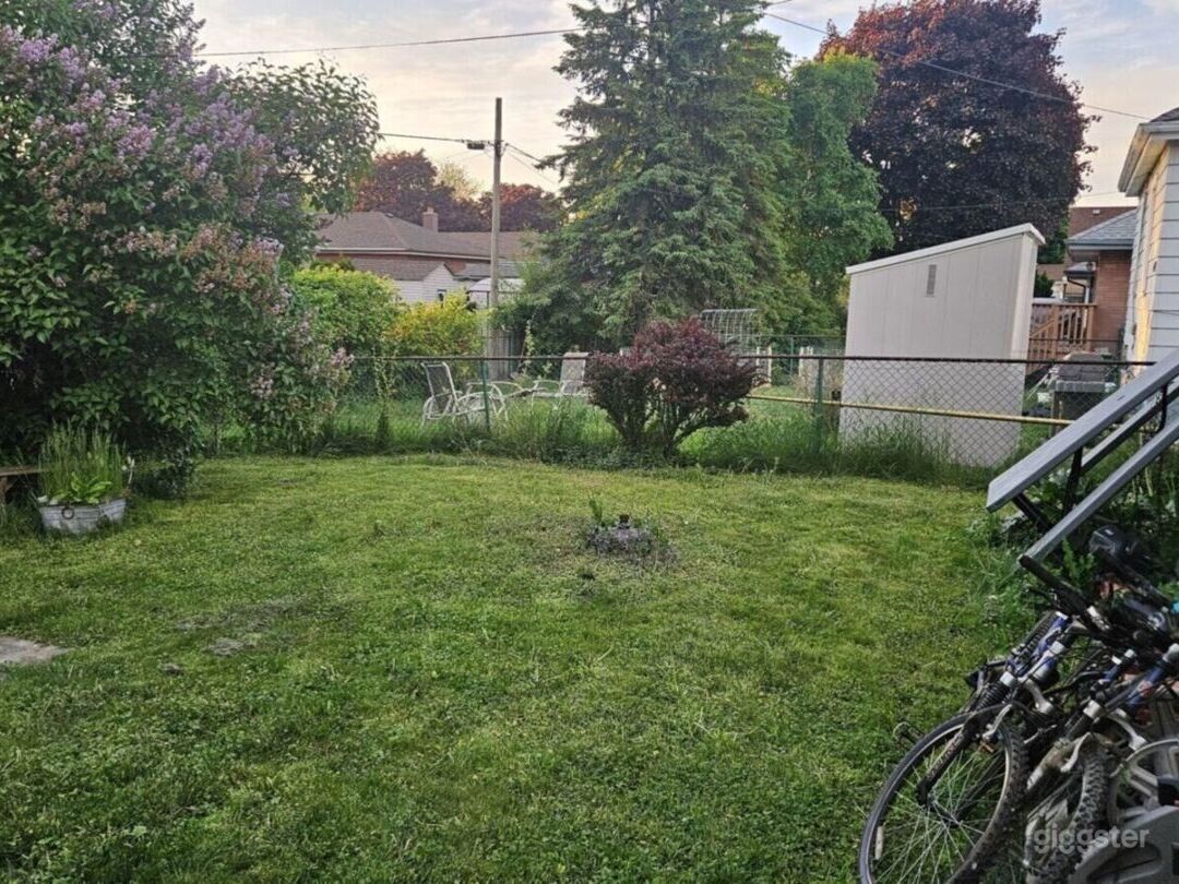 Retro Suburban Backyard | Rent this location on Giggster