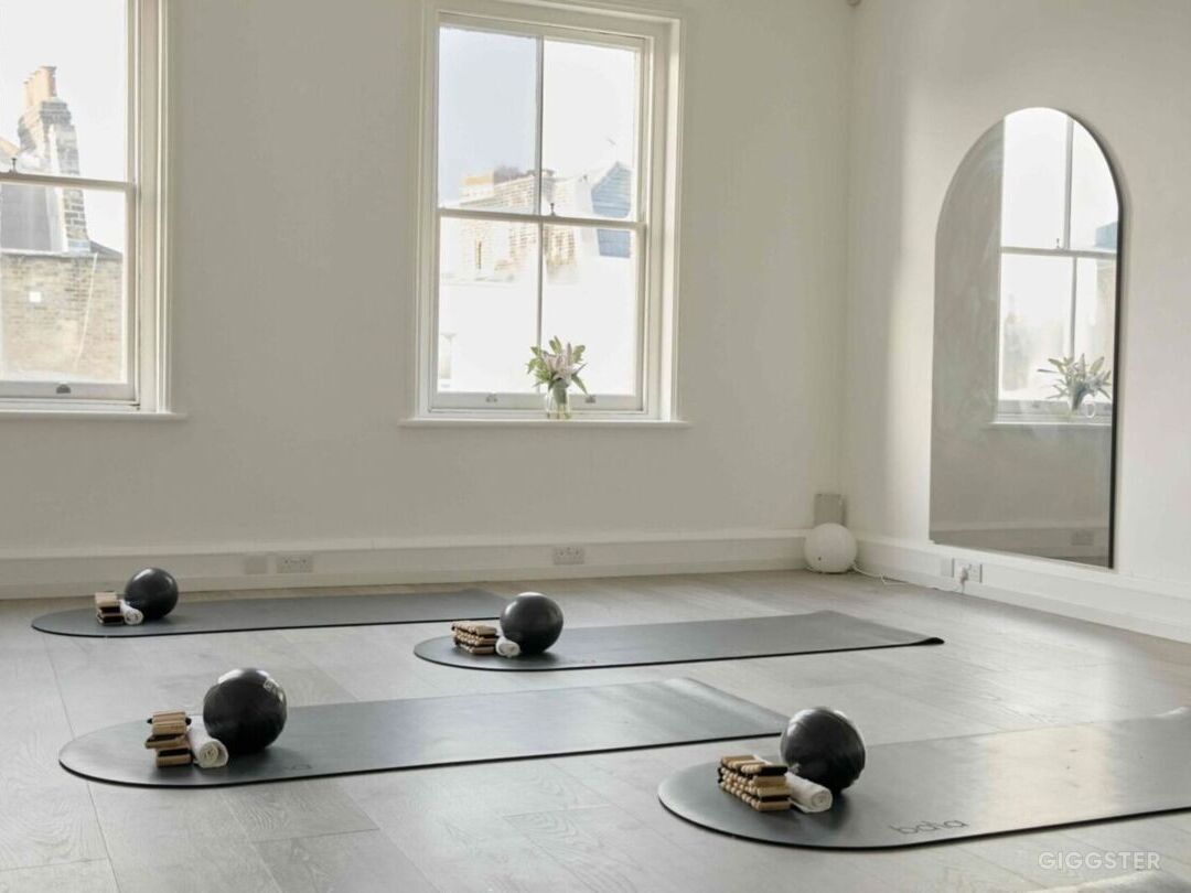 A 1000 sq ft Bright White Studio Space in London | Rent this location ...