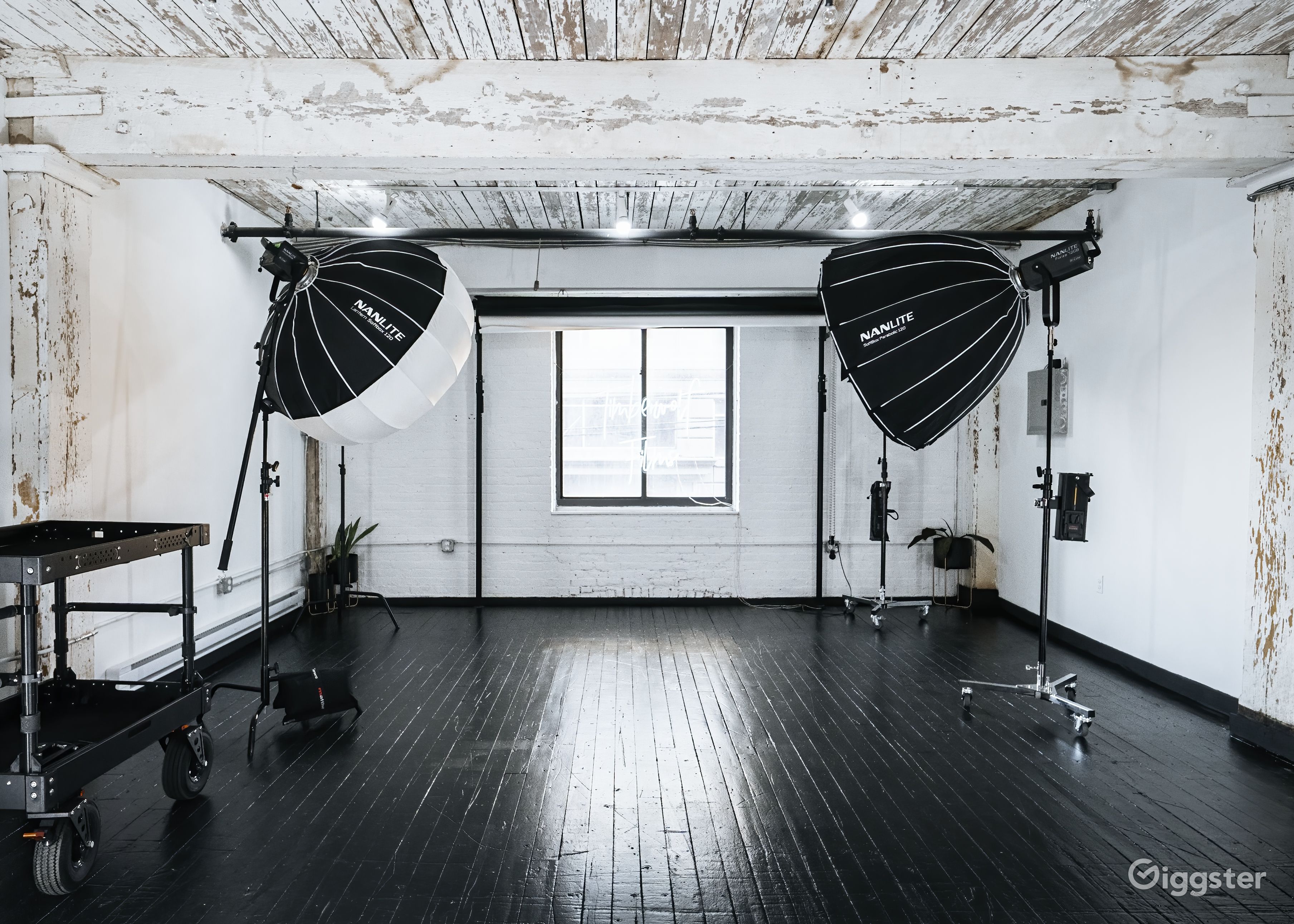 Modern Industrial Studio with Lighting | Rent this location on Giggster
