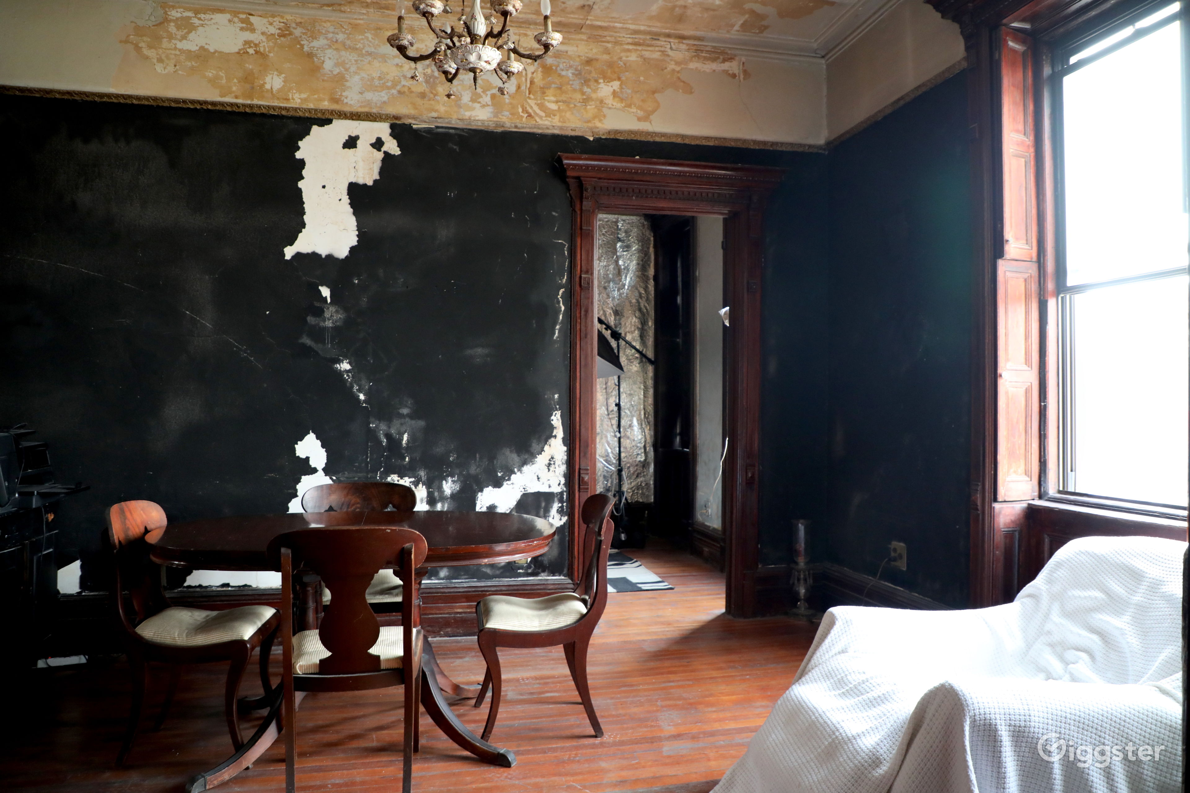 Apartments with a vintage style and urban decay | Rent this location on ...