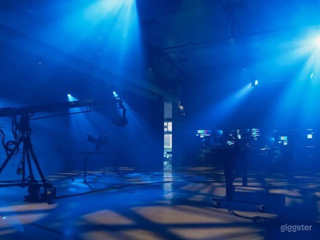Stunning Pre-lite Blue Screen Studio | Rent this location on Giggster