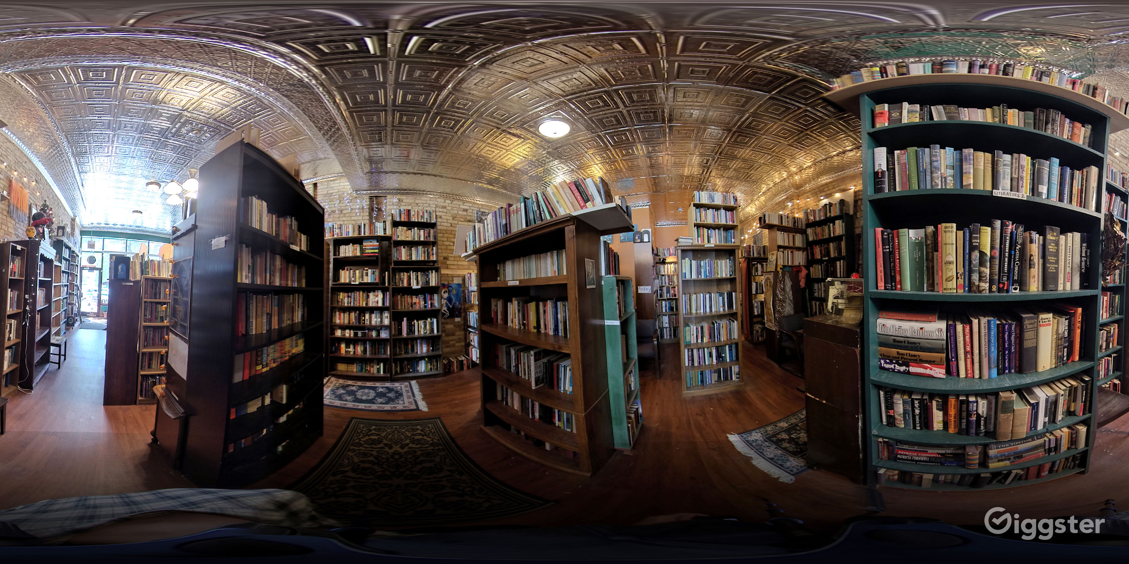 Cozy and Eclectic Bookstore in Chicago | Rent this location on Giggster