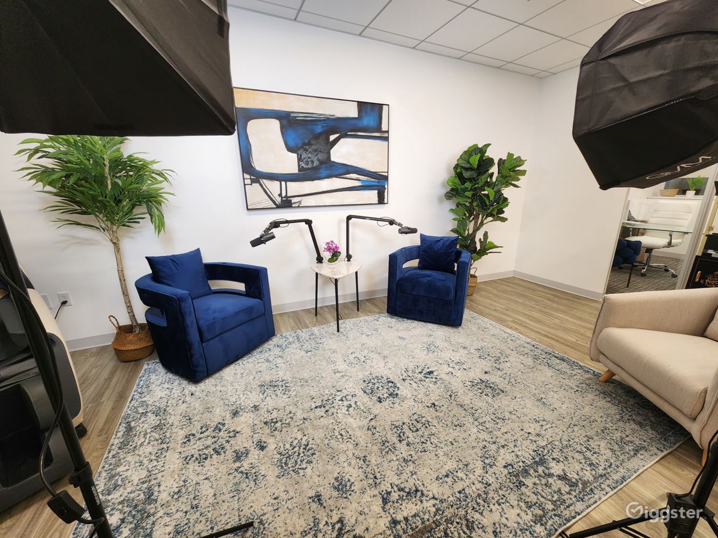Luxury Podcast Studio in Beverly Hills | Rent this location on Giggster