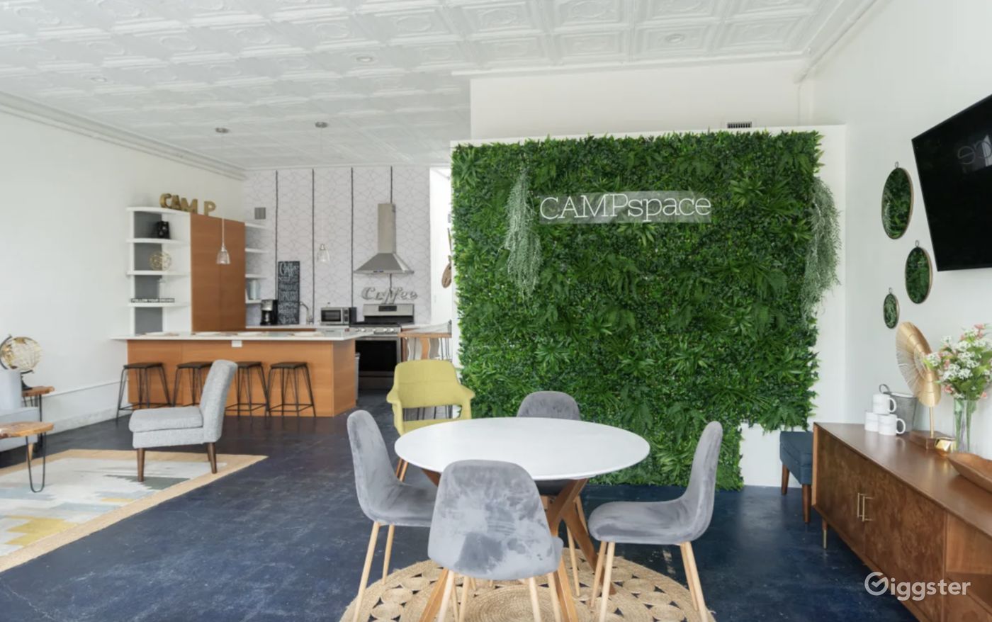 Minimalist Studio Perfect for Content Creators | Rent this location on ...