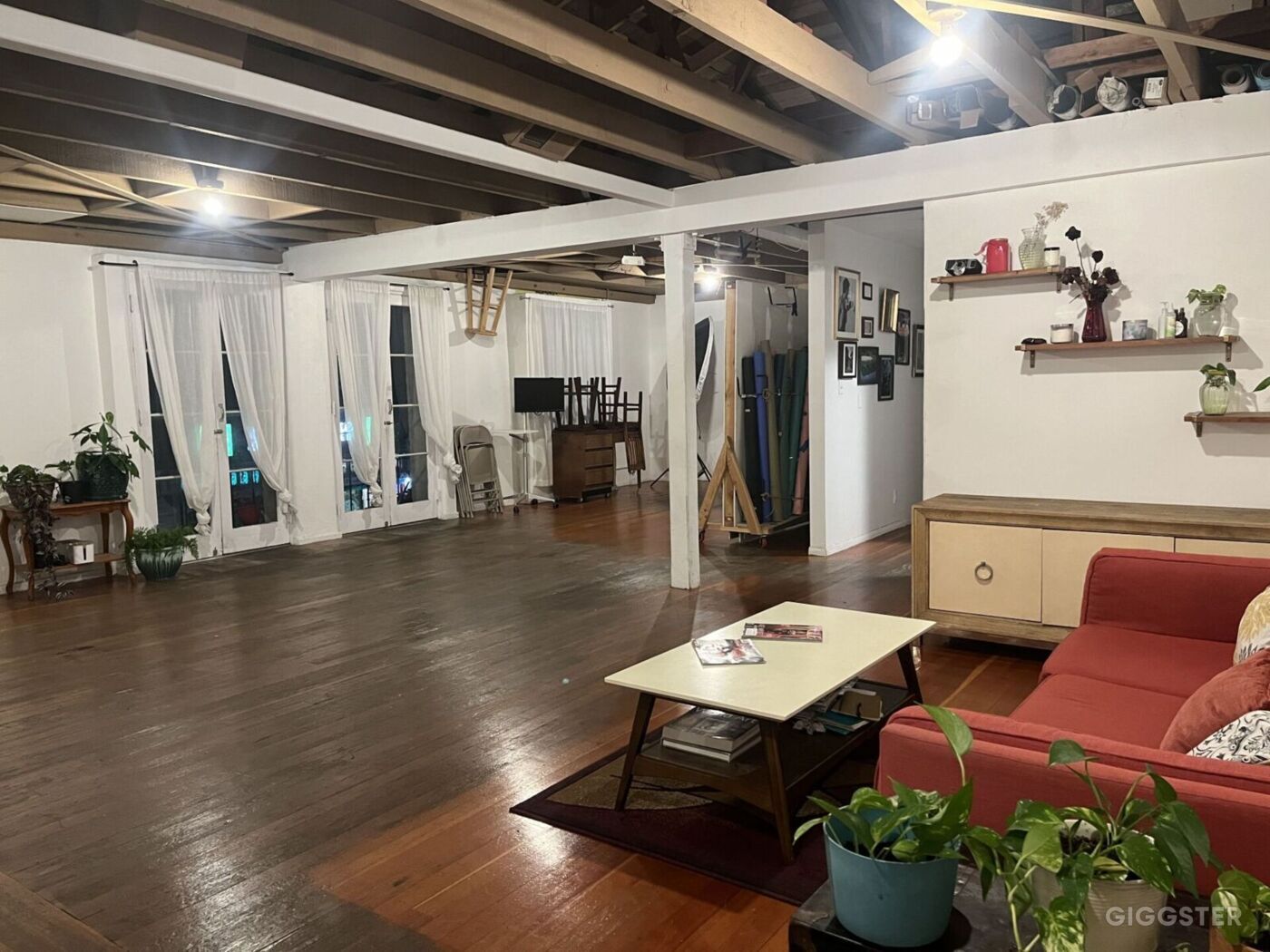 1930’s Hollywood Studio w/ balcony & natural light | Rent this location ...