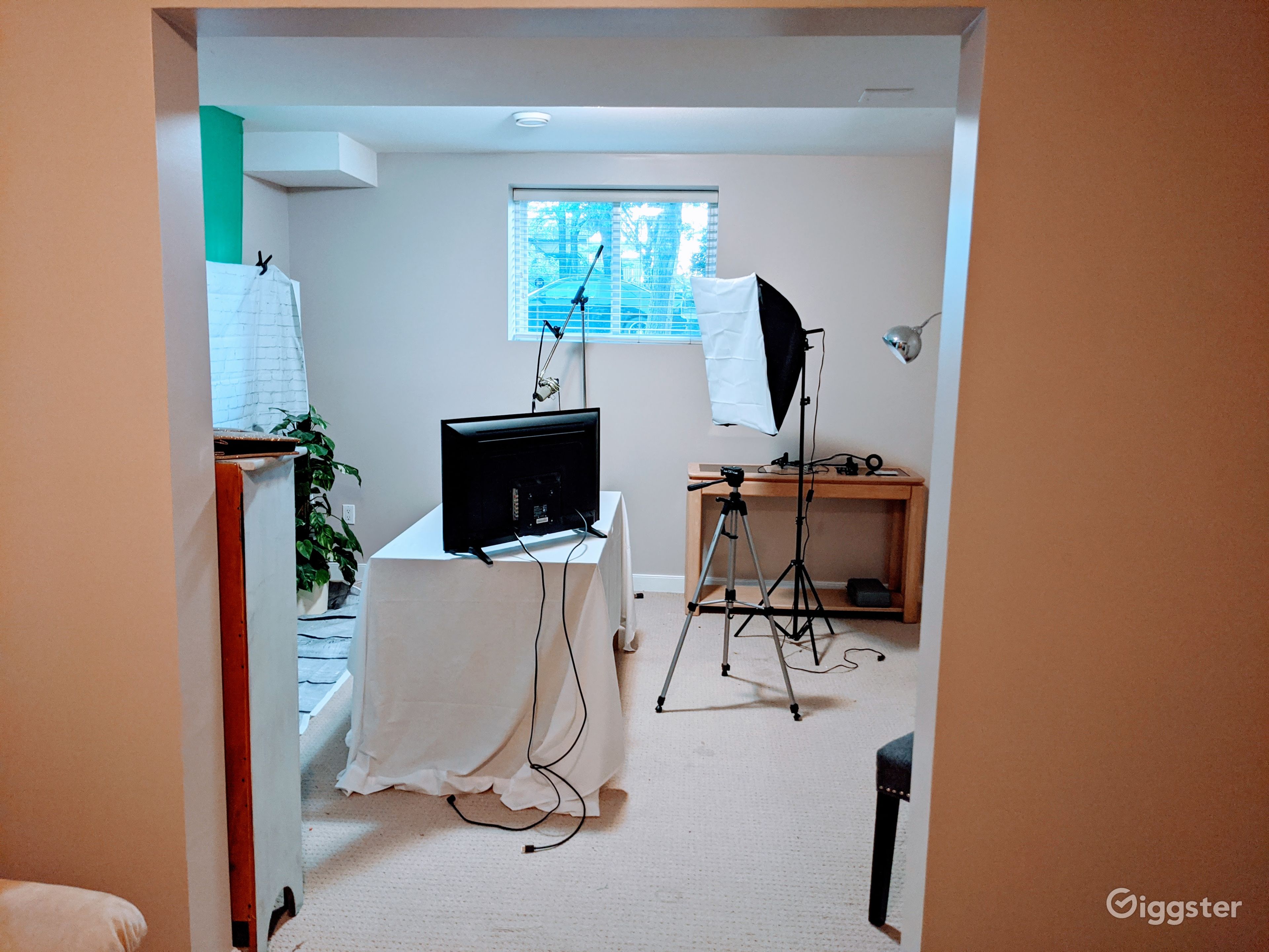 Photo And Vlogging Studio | Rent this location on Giggster