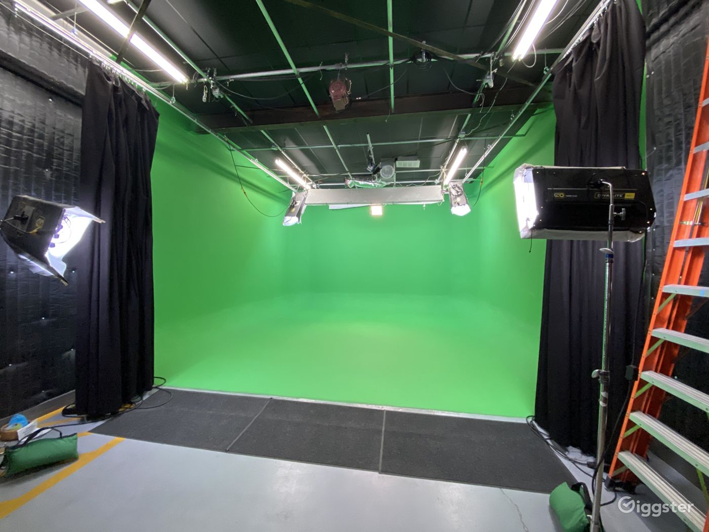 Pre-lit green screen studio | Rent this location on Giggster